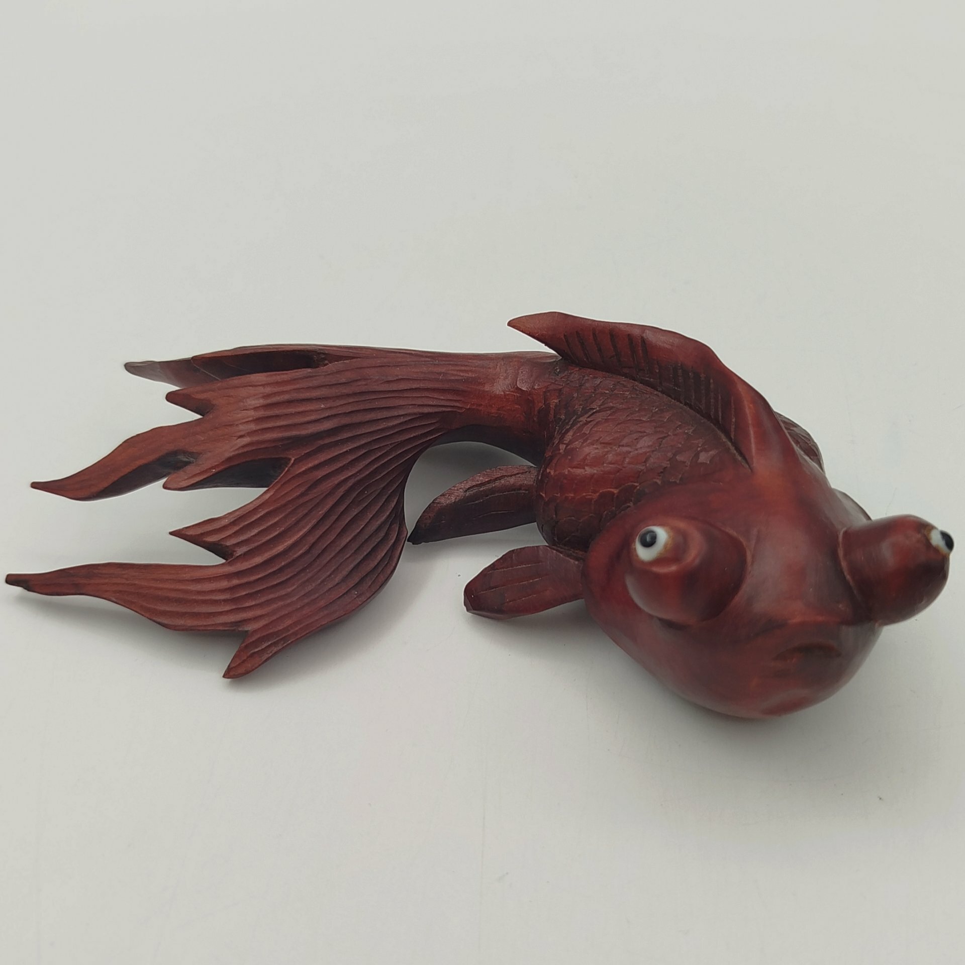 Статуэтка "Золотая рыбка", дерево, резьба, пластик (вставки в глаза), Китай, 1930-1950 гг.