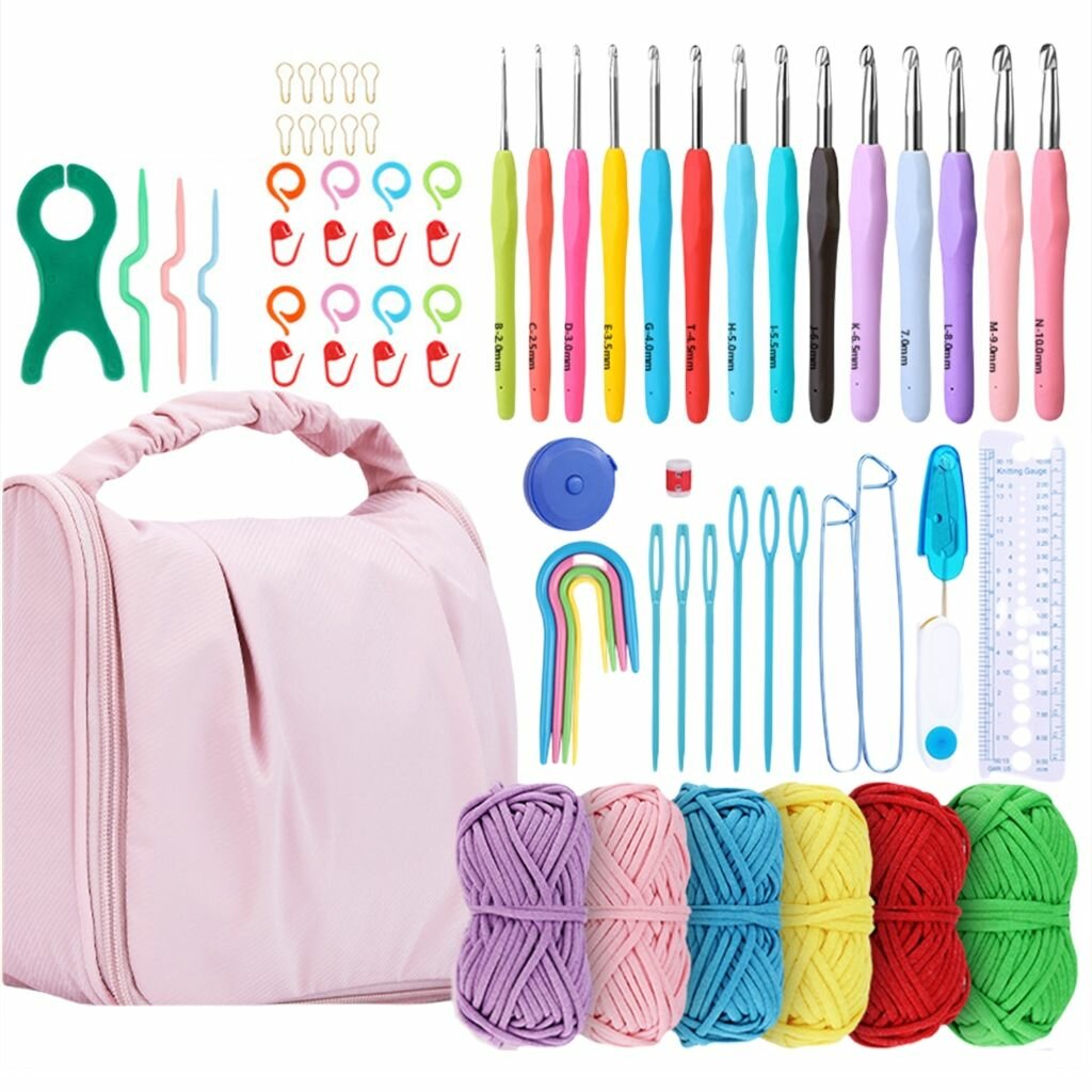 В набор для вязания крючком начинающих входят эргономичные крючки, спица, пряжа, английская булавка, маркер, сумка.