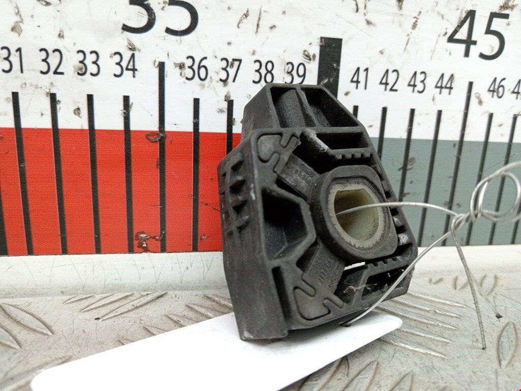 Кронштейн (крепление) радиатора Volkswagen Golf 4 1J0806155E арт. 2185600
