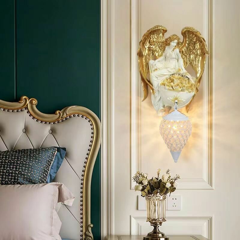 Настенный светильник со статуей ангела