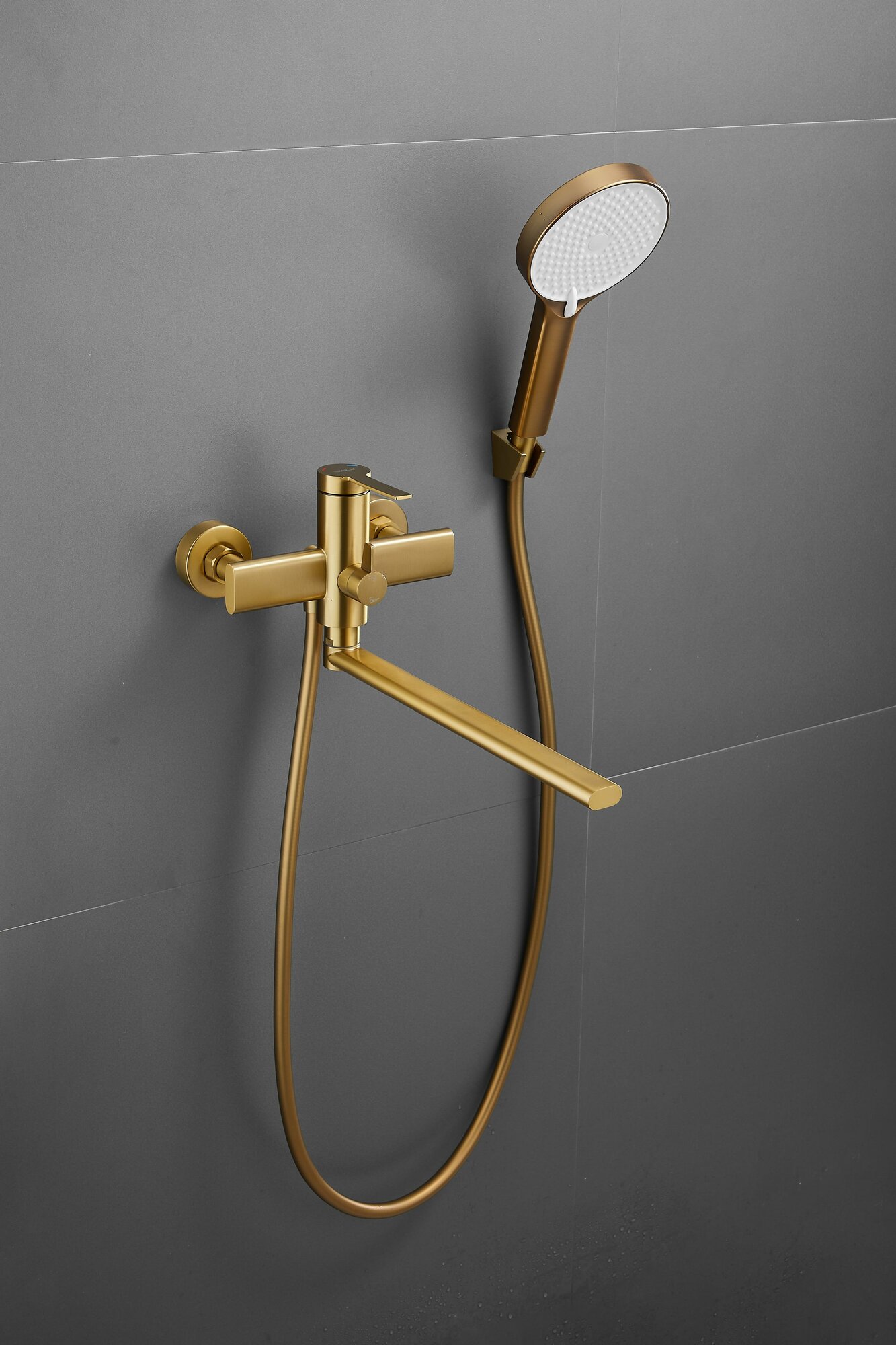 Смеситель для ванны золотой однорычажный с длинным изливом и душем нержавеющая сталь BELZ B22813-5