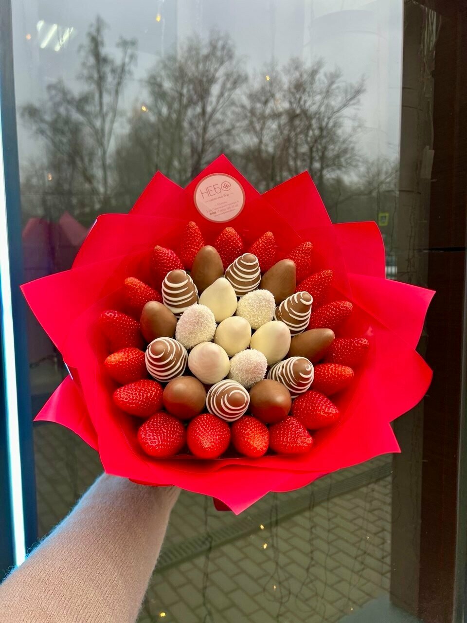 Букет с клубникой в белом и молочном шоколаде, кокос, Classic 1, 3 ряда, красная упаковка