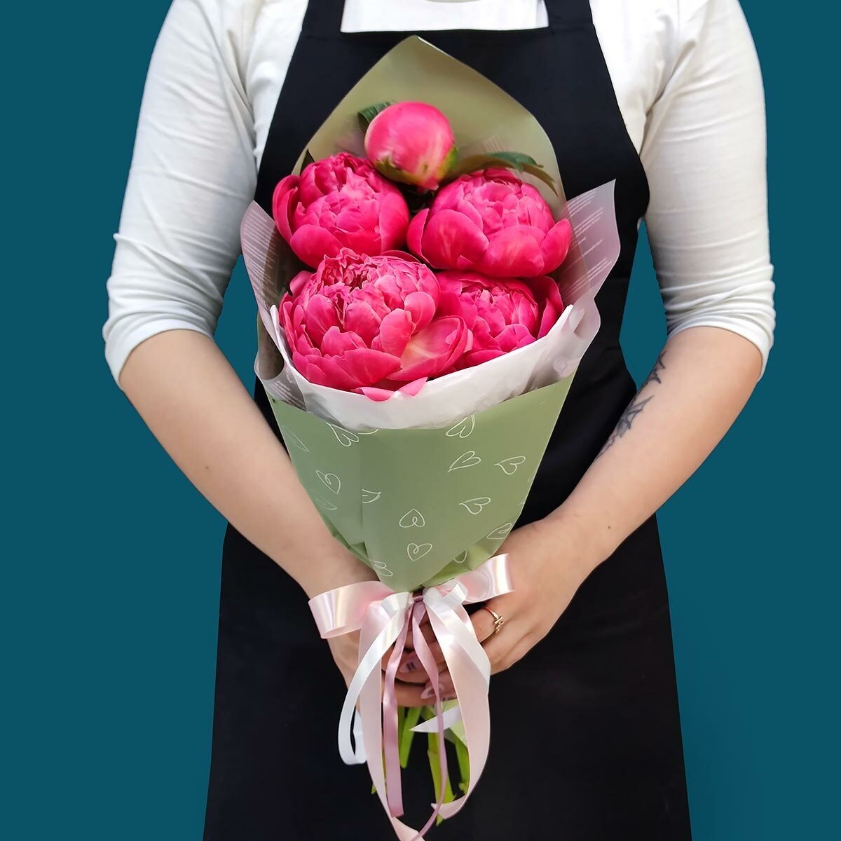 Букет Талисман Флора "Корал Шарм", из 5 пионов, в крафт-бумаге