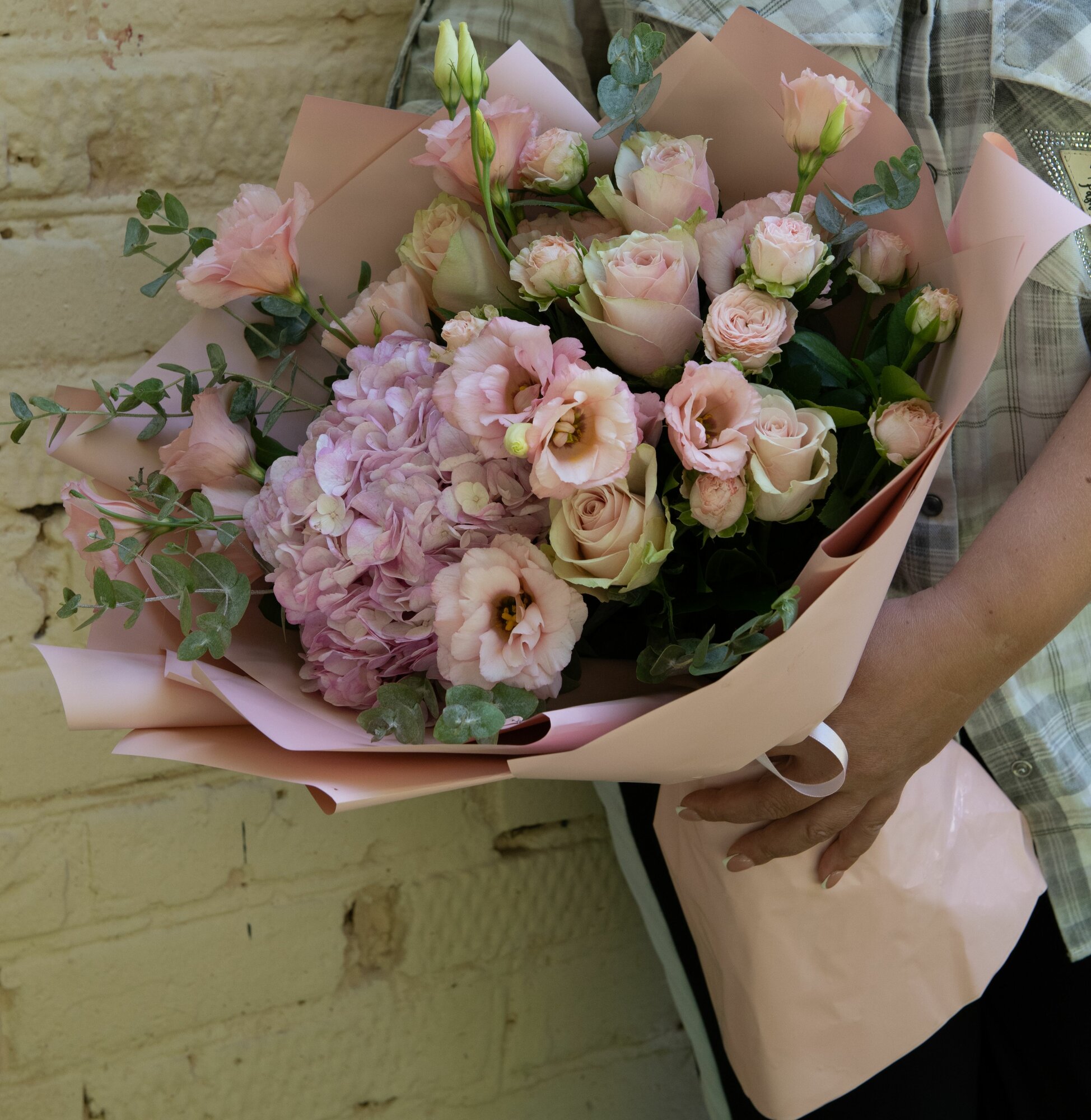 Букет с эустомой, кустовой розой, гортензией, розой и эвкалиптом