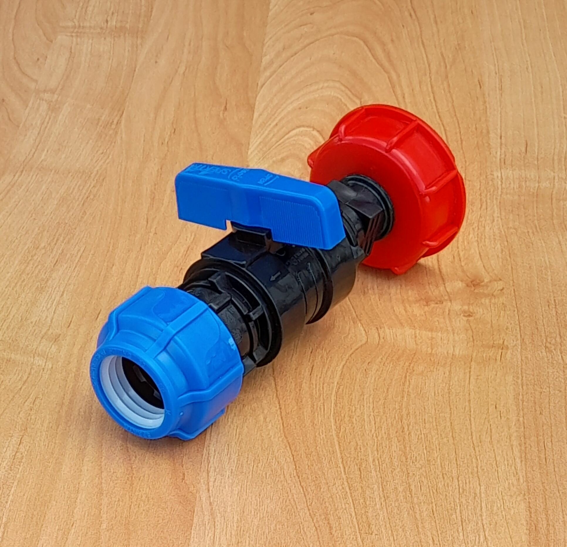 Муфта ПНД 32 мм с шаровым краном и переходником на еврокуб