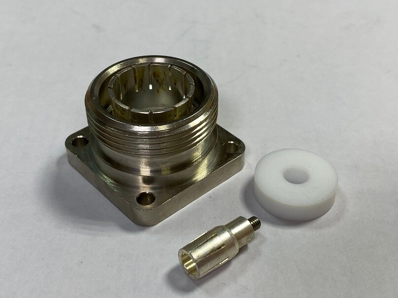 Разъем высокочастотный Spinner BN954502 - панельная розетка (гнездо) 7/16, 4 отверстия