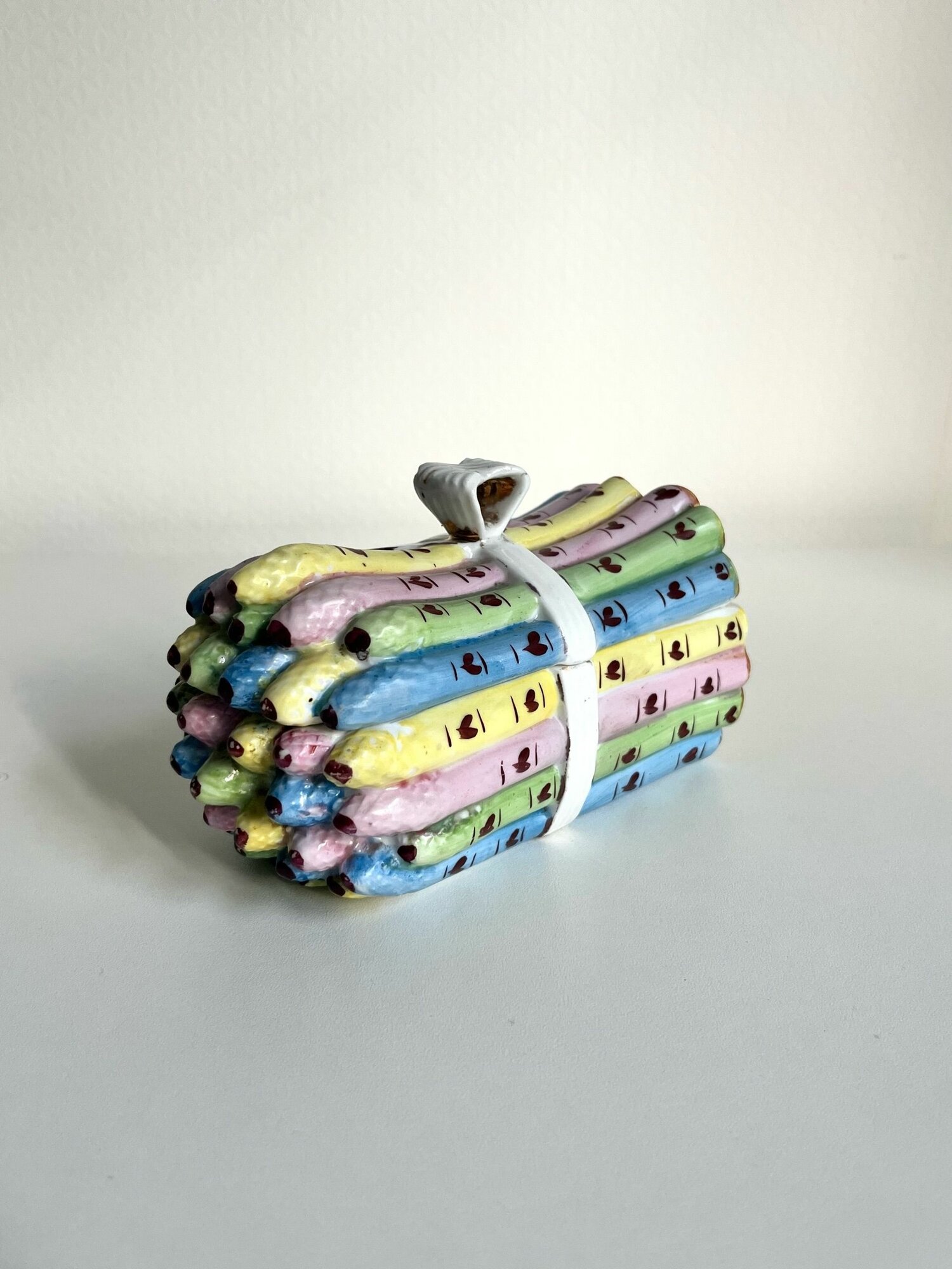 Масленка "Спаржа" Фарфор. Кузнецов. Трещинка. Российская империя. До 1917 года. Длина:16 см.