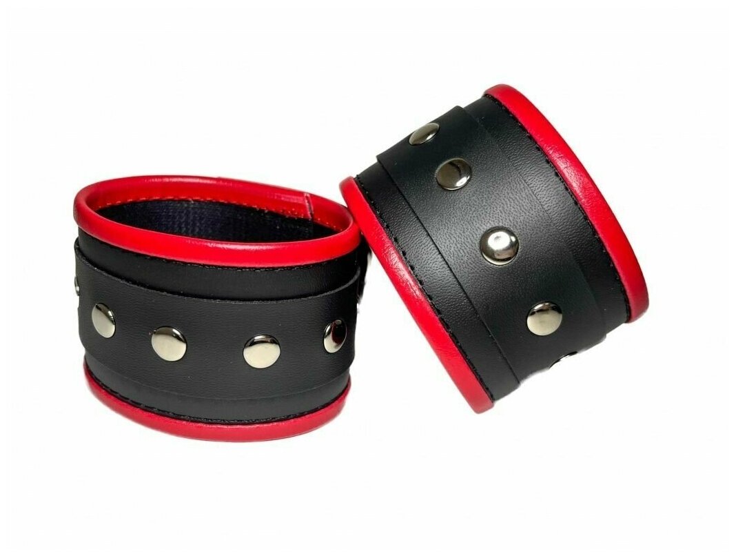 Черно - красные наручники из искусственной кожи, длина 31 см.