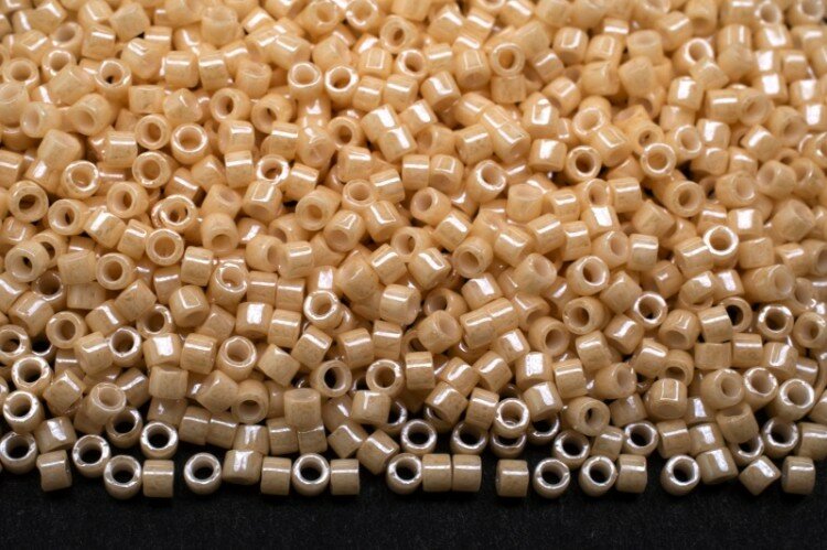 Бисер японский MIYUKI Delica цилиндр 11/0 DB-0204 светло-бежевый, цейлон, 5 грамм