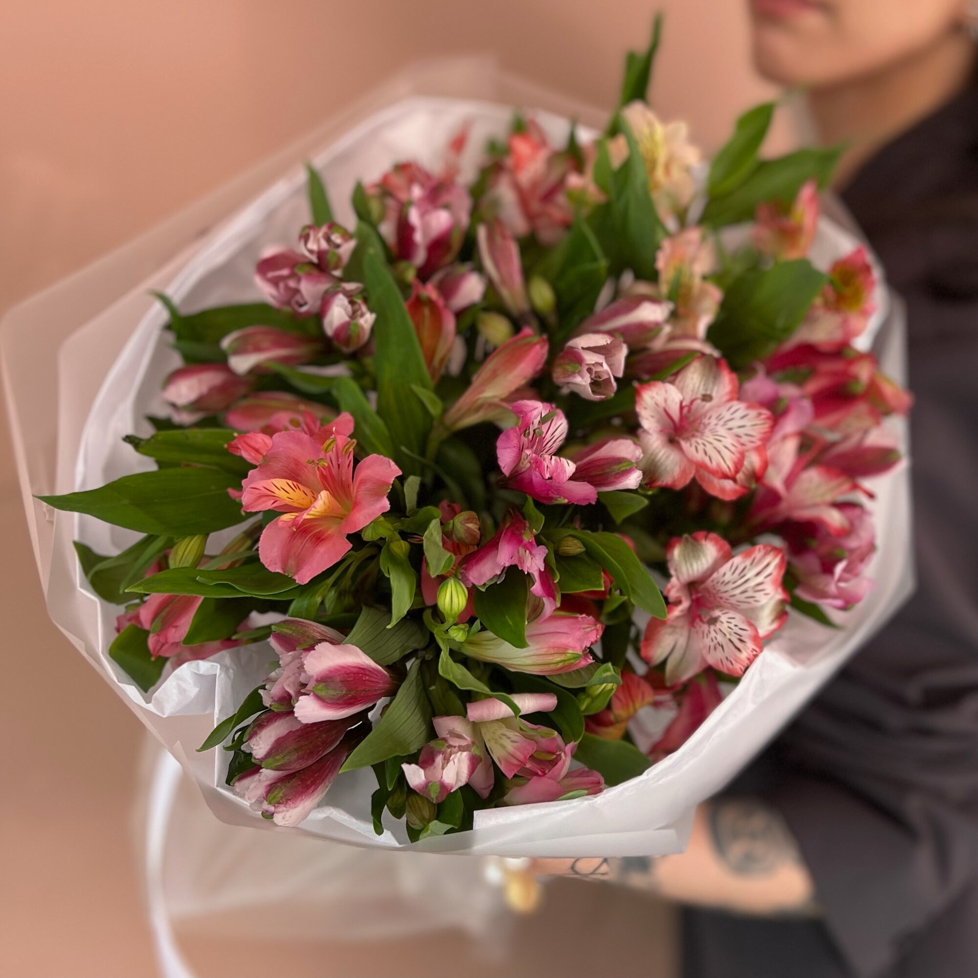 Букет цветов "Бланманже" (микс свежих альстромерий)