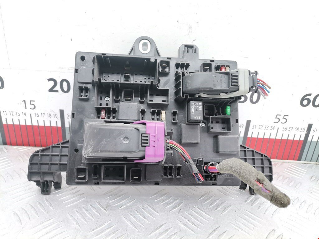 Блок предохранителей Opel Astra J 13343949 арт. 1831645