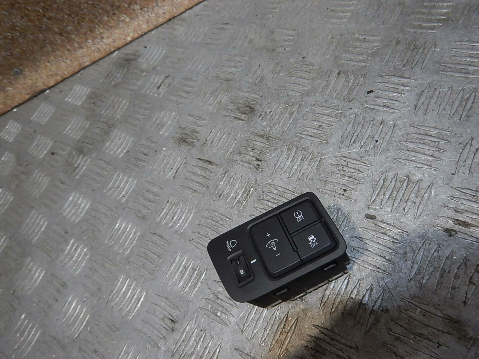 Б/У Блок кнопок, Hyundai (Хендэ)-SOLARIS (17-) HYUNDAI SOLARIS (17-) Без видимых повреждений. 429365 Hyundai-KIA арт. 93...