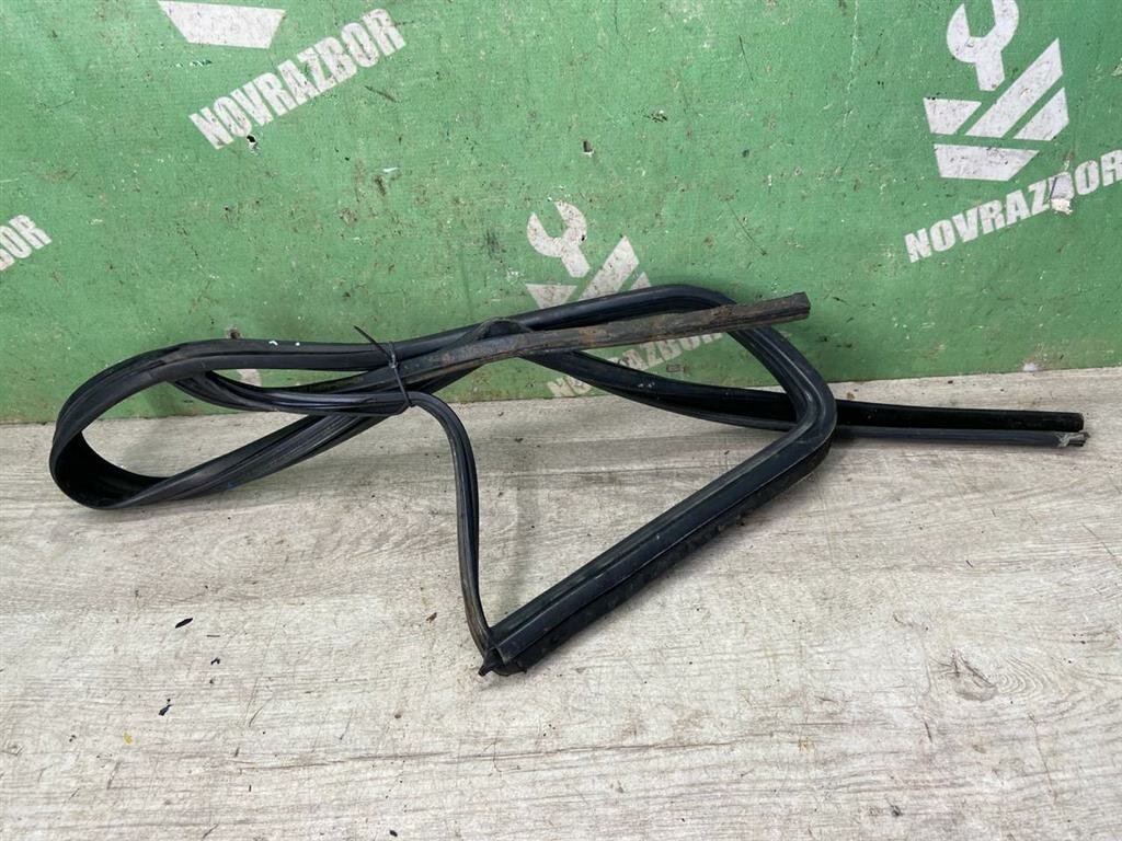 Уплотнитель стекла двери VW Golf 4 Bora 97-05