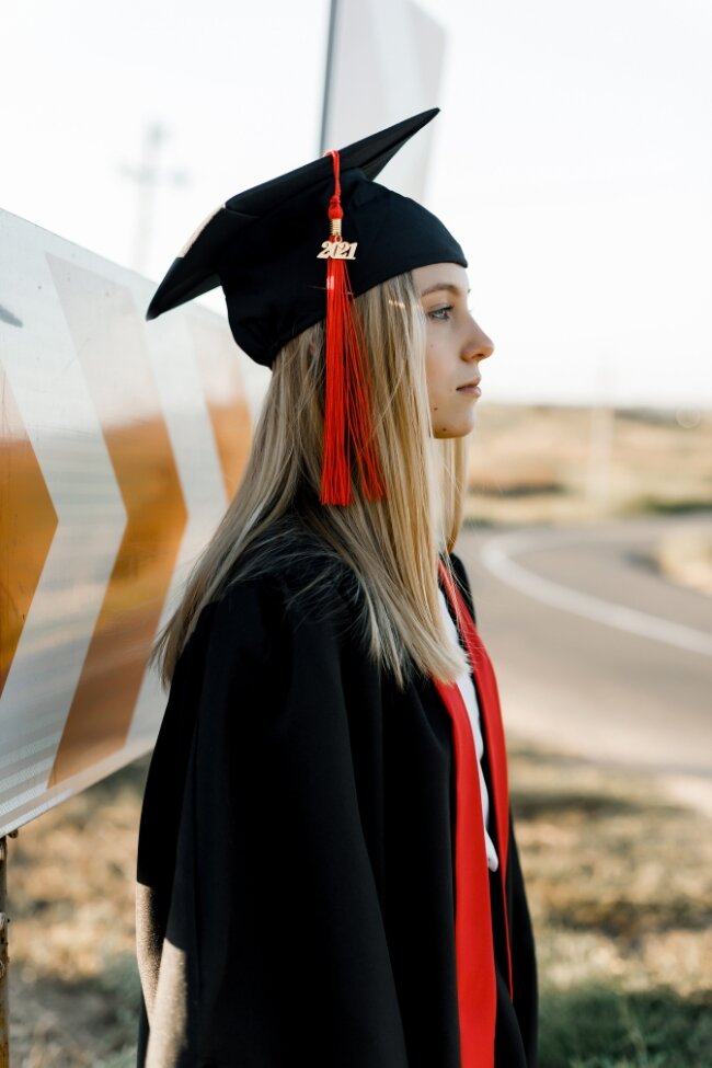 Мантия выпускника (комплект) - Модель Оксфорд - цвет черный с красной полосой