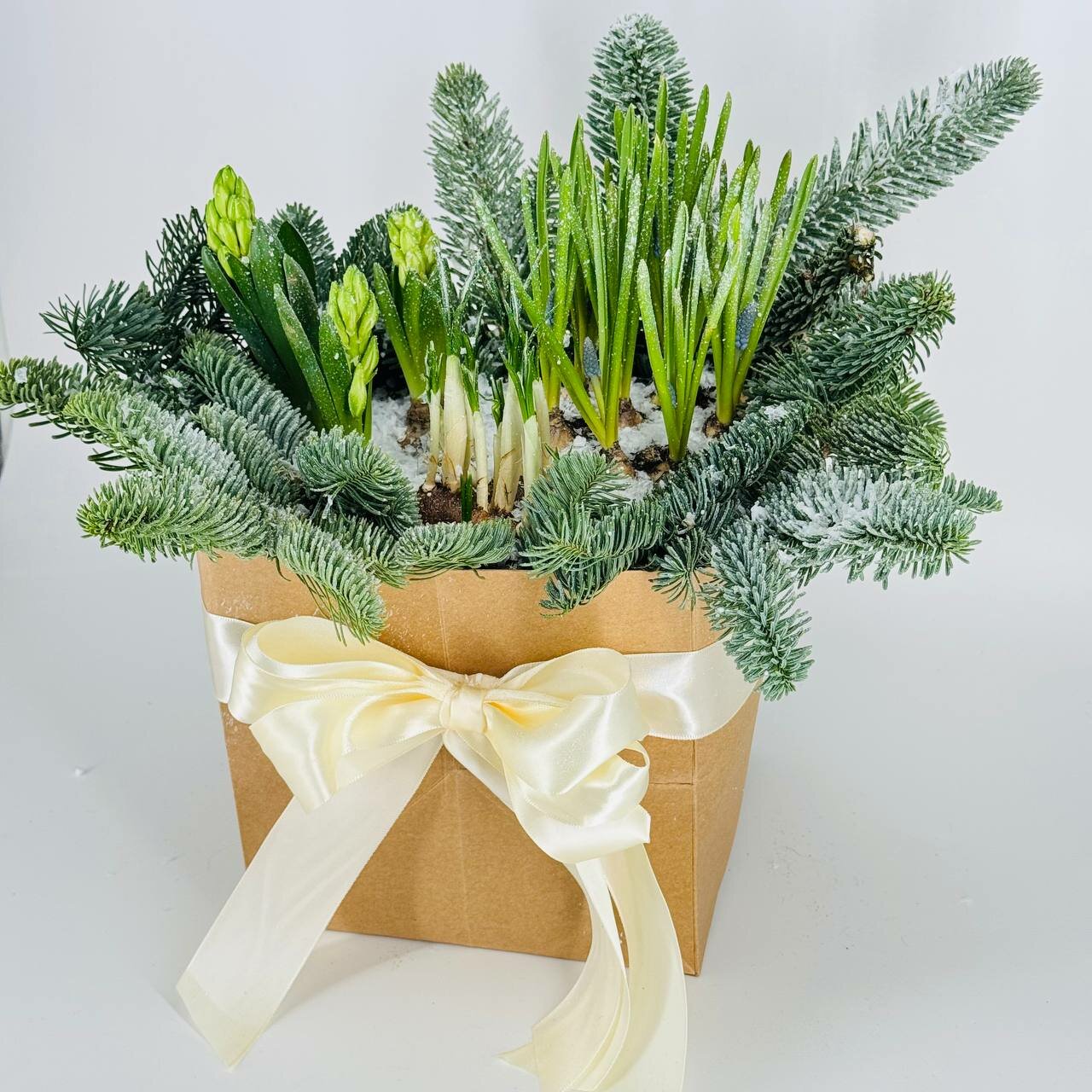 Интерьерная композиция первоцветов с веточками натурального нобилиса. Букет из хвои, гиацинтов, крокусов и мускари. Мини сад, подарок на 14 февраля, 8 марта