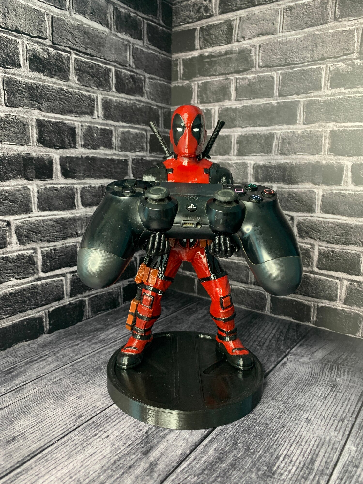 Подставка для геймпада и телефона Дэдпул / Deadpool