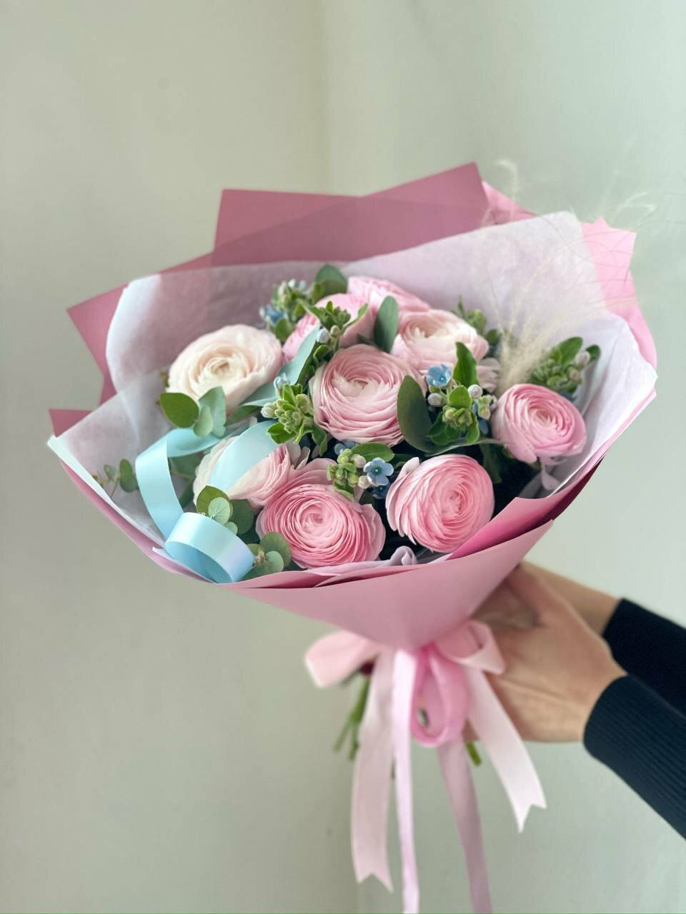 Нежный букет из ранункулюсов и оксипеталума