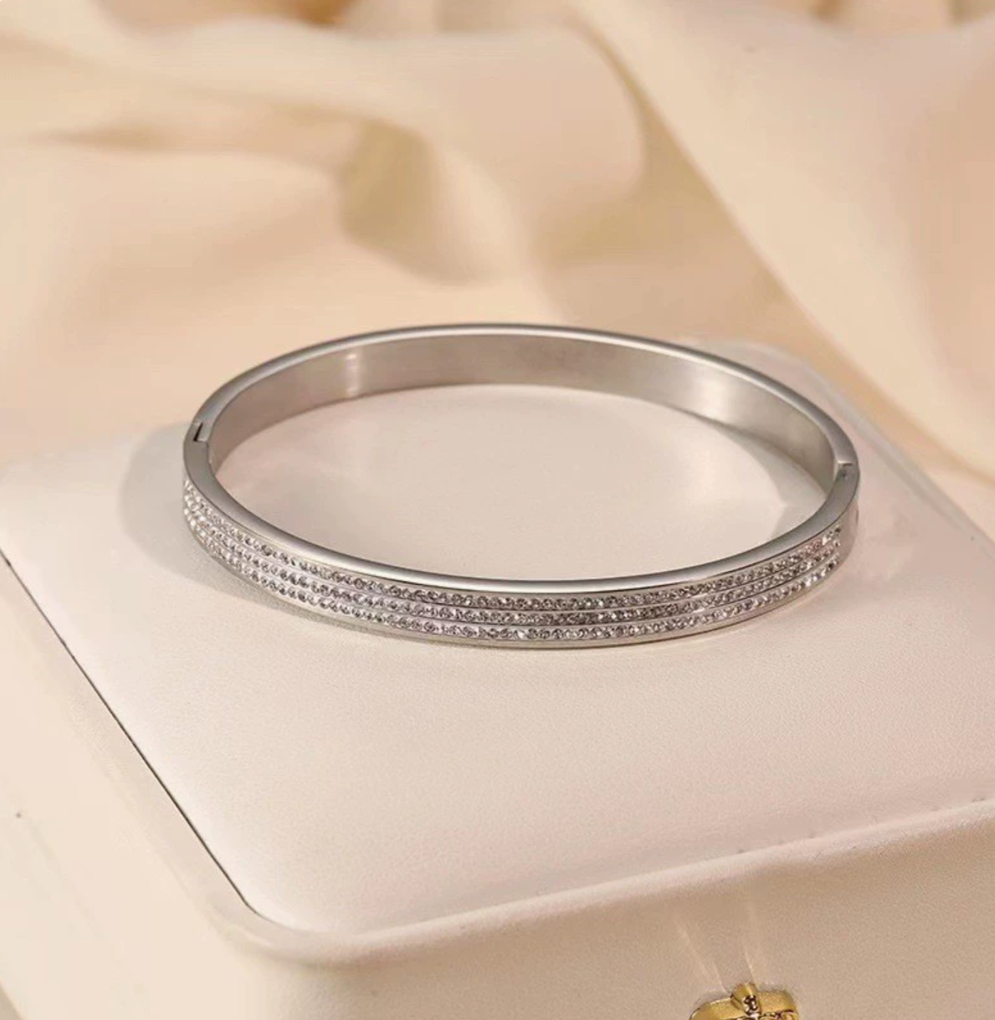 Жесткий браслет, стразы