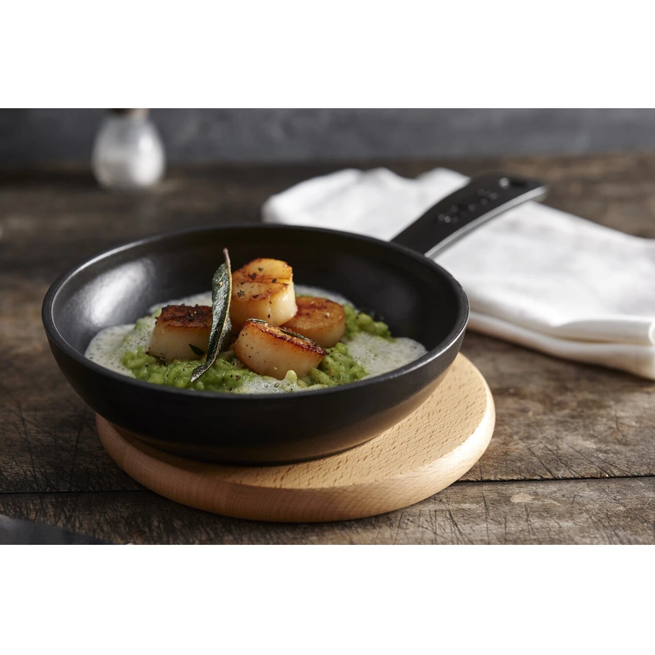 Сковорода чугунная Staub круглая, 16 см, с чугунной ручкой, черная Франция