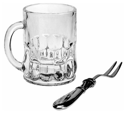 Изящная хрустальная рюмка в виде маленькой кружки и закусочная вилка.