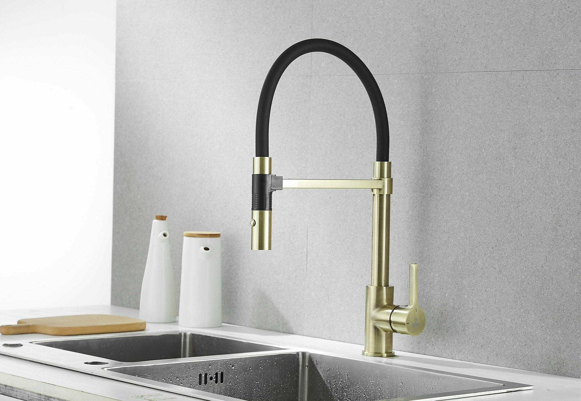 Смеситель для кухни Rose с гибким изливом, с выдвижным 2-х режимным аэратором, бронза