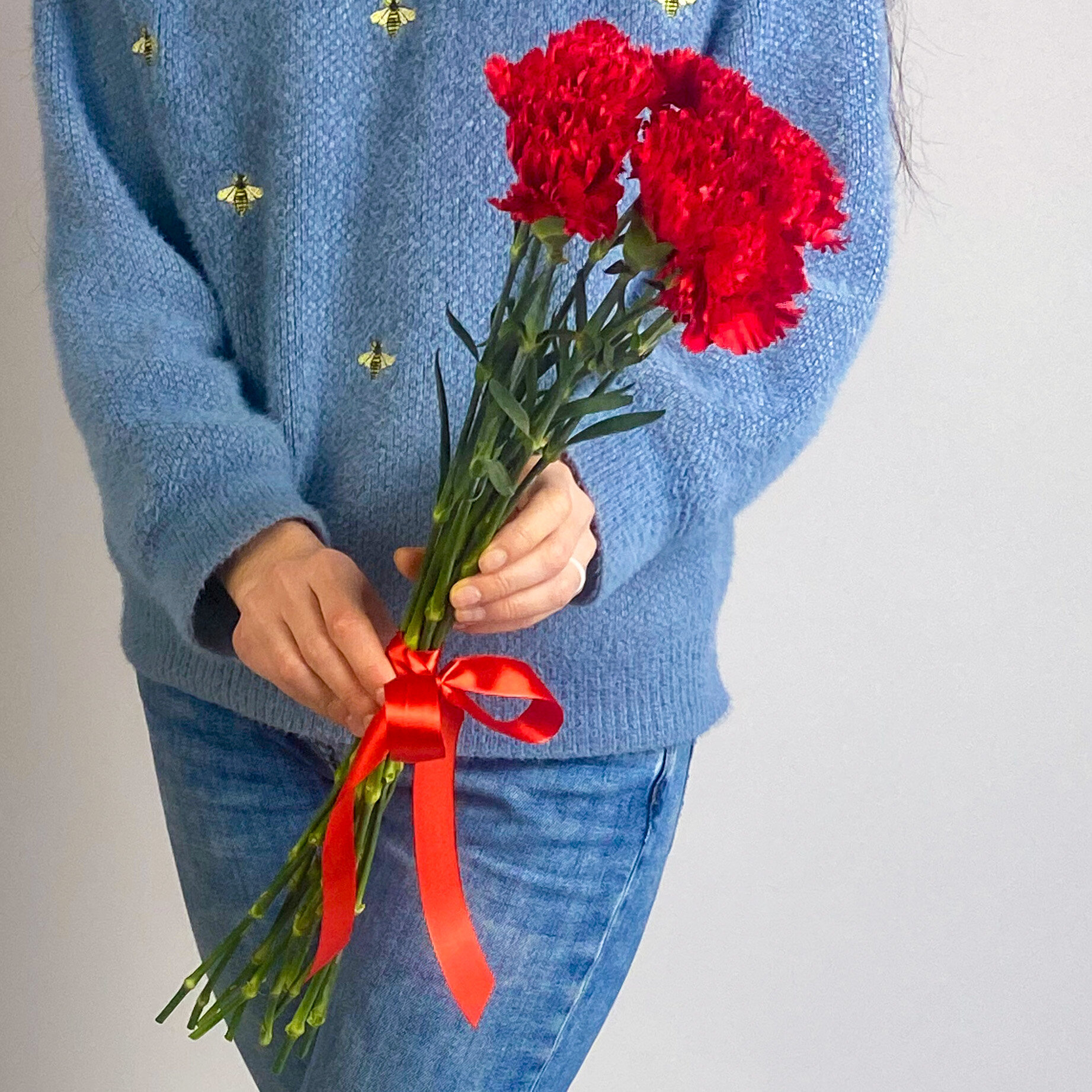 Букет Мегацвет24, гвоздики, красный, в дизайнерской упаковке, 9 шт