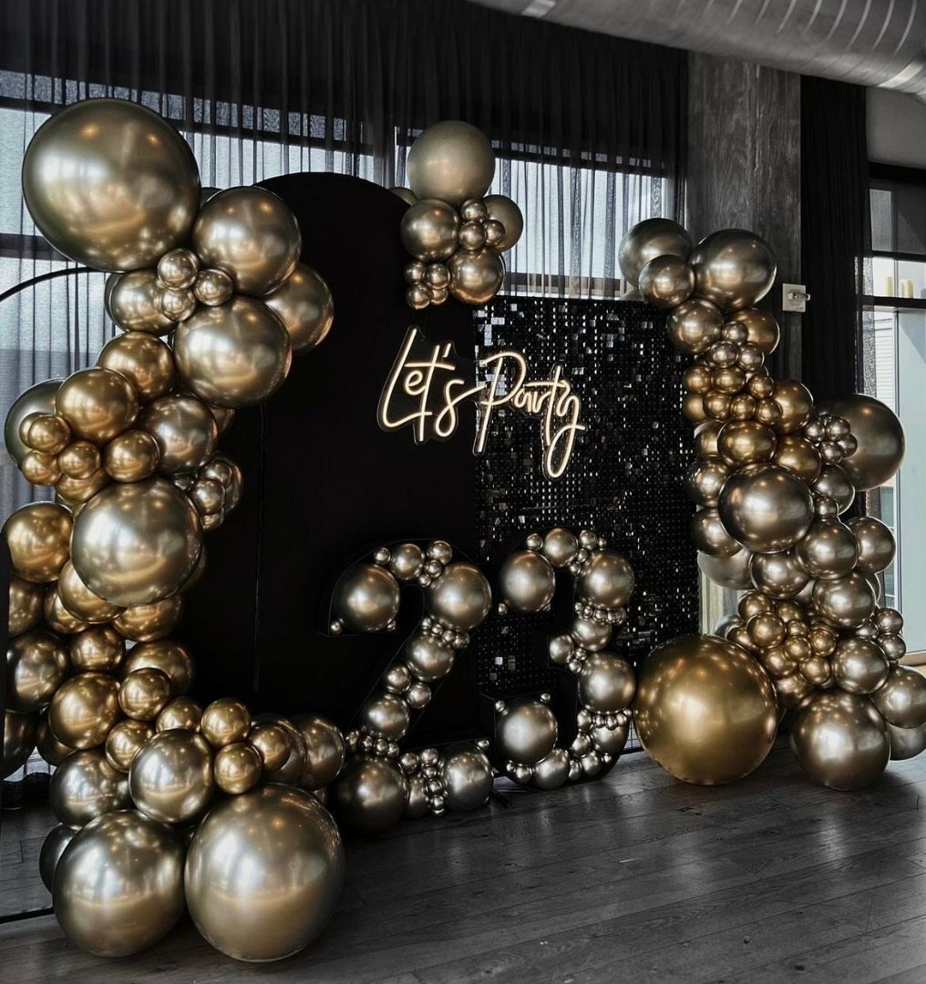 Чёрная фотозона с золотыми шарами-хром "Восхищенный гость"