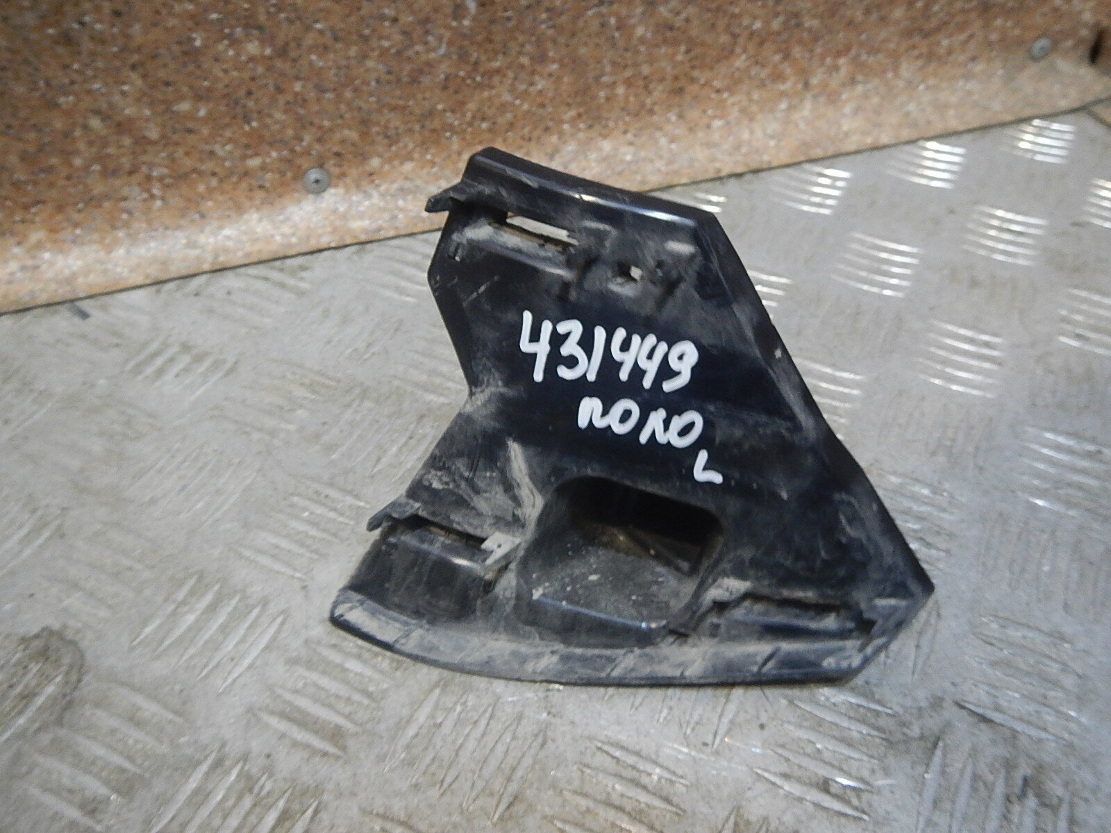 Б/У Кронштейн решетки радиатора, Volkswagen (Фольксваген)-POLO (20-) VOLKSWAGEN POLO (20-) Левый. Без повреждений. 431449...