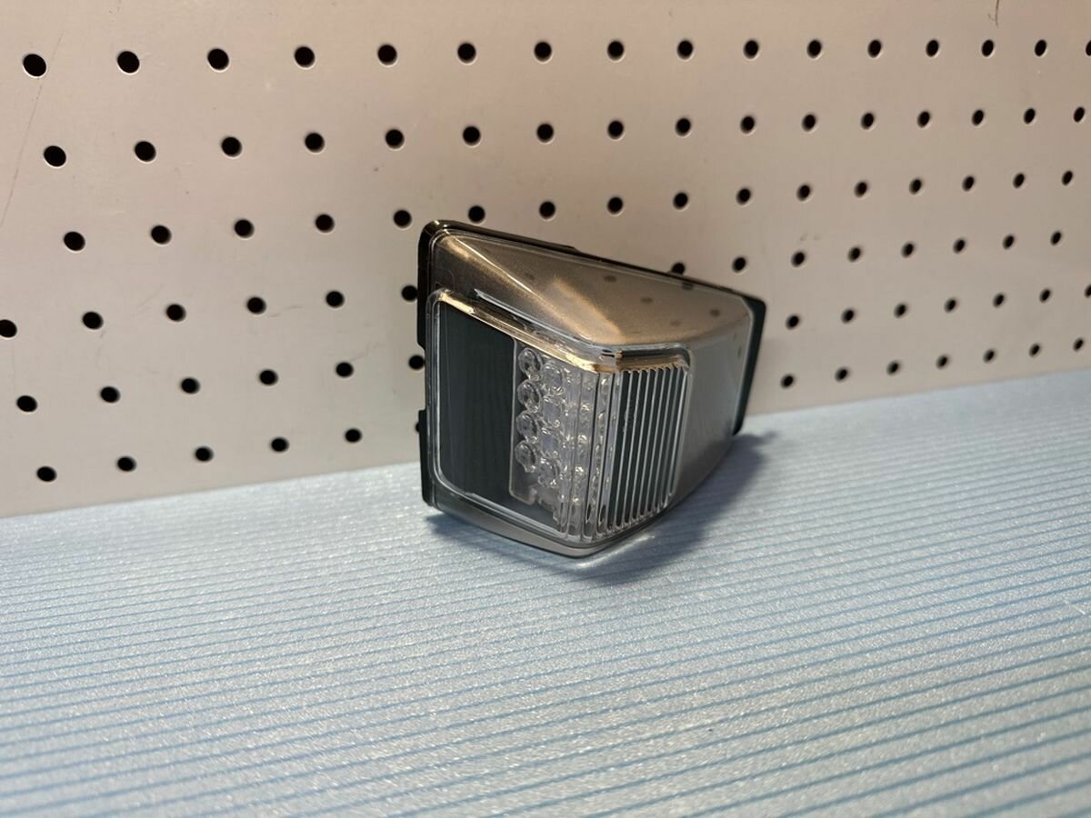 Указатель поворота боковой правый Вольво LED