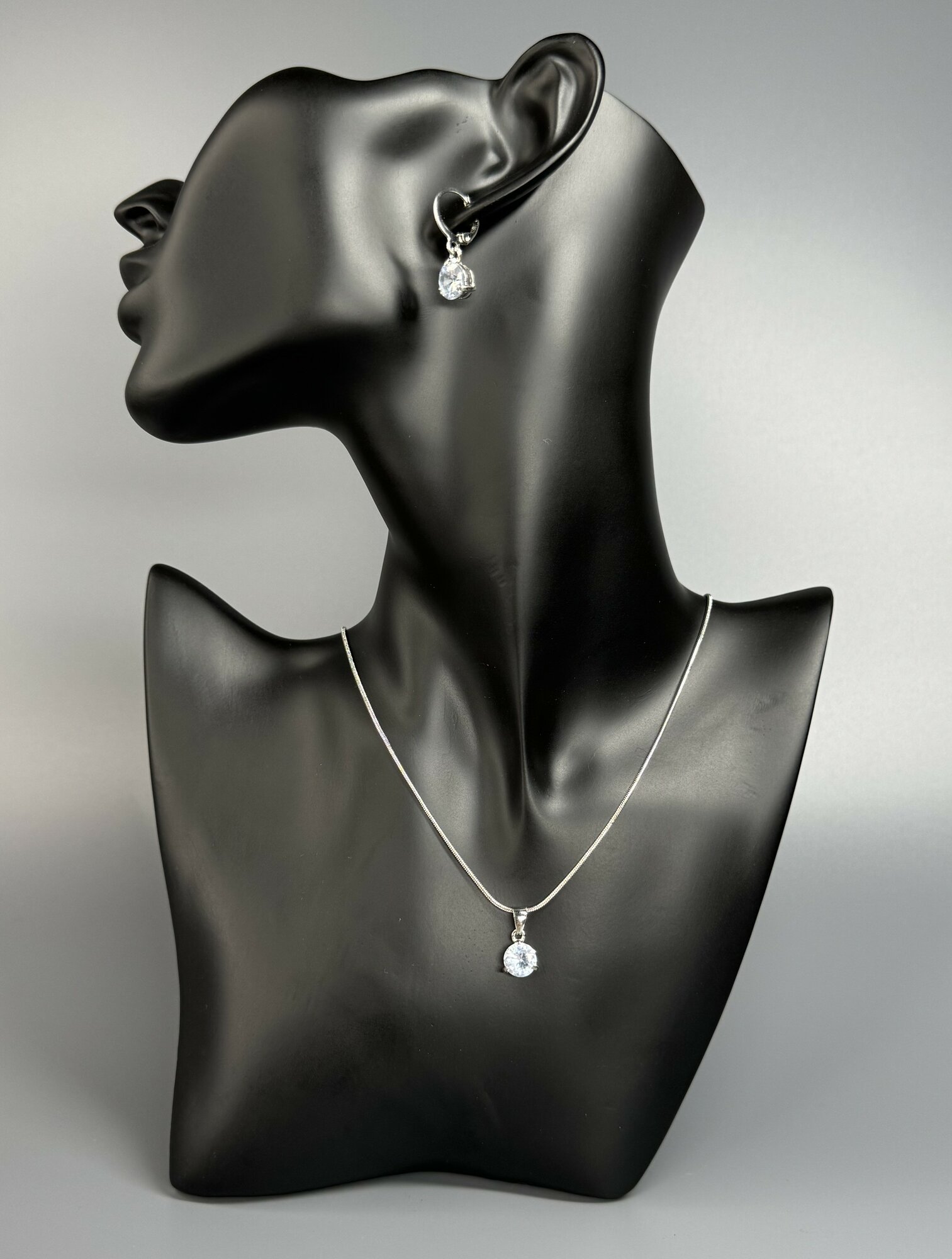 Комплект бижутерии: серьги, колье