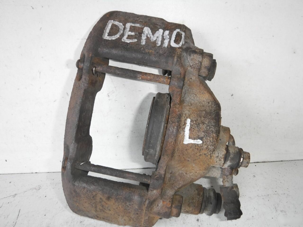 Суппорт тормозной передний левый Mazda Demio DW (1996—2003) DCZ03399Z