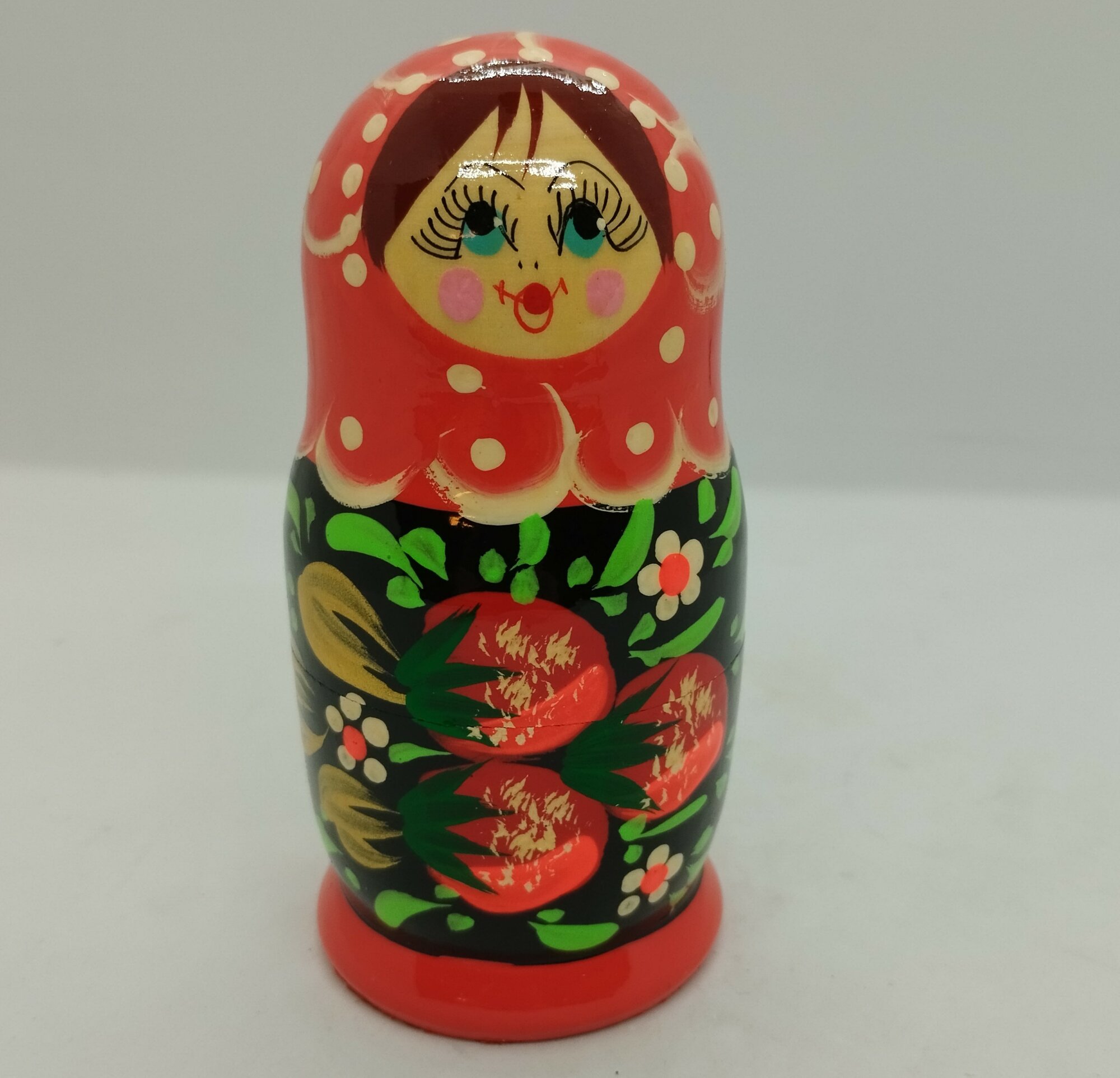 Матрешка 3 места, малая , клубника с цветами.