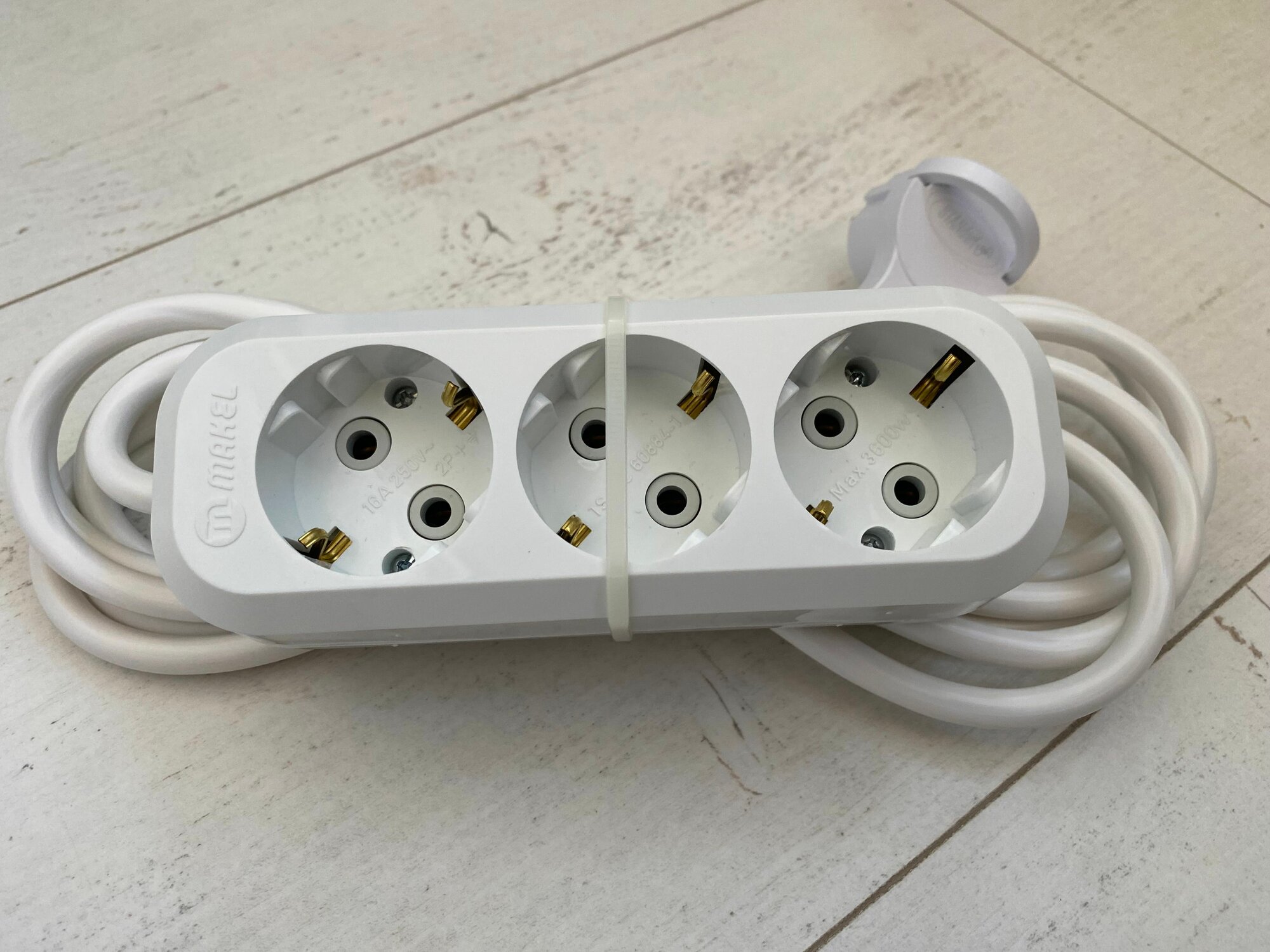 Удлинитель 3х1.5мм2, 3 розетки, 35.0 метров с заземлением, с плоской вилкой, 16А (Белый)