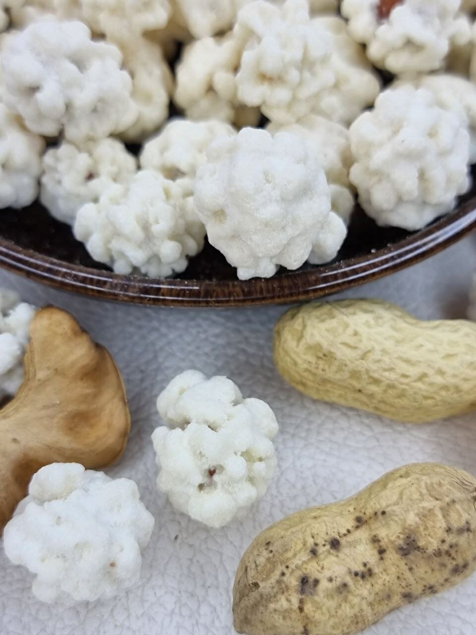 Арахис в белом сахаре