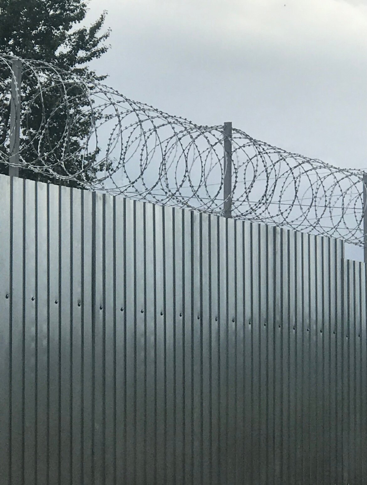 Колючая проволока Спиральный барьер безопасности СББ-500/62/5