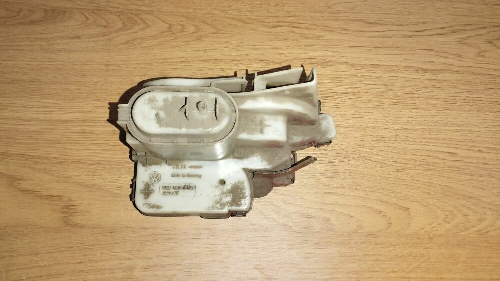 Замок двери задний левый Volkswagen Golf 3 1HM839015