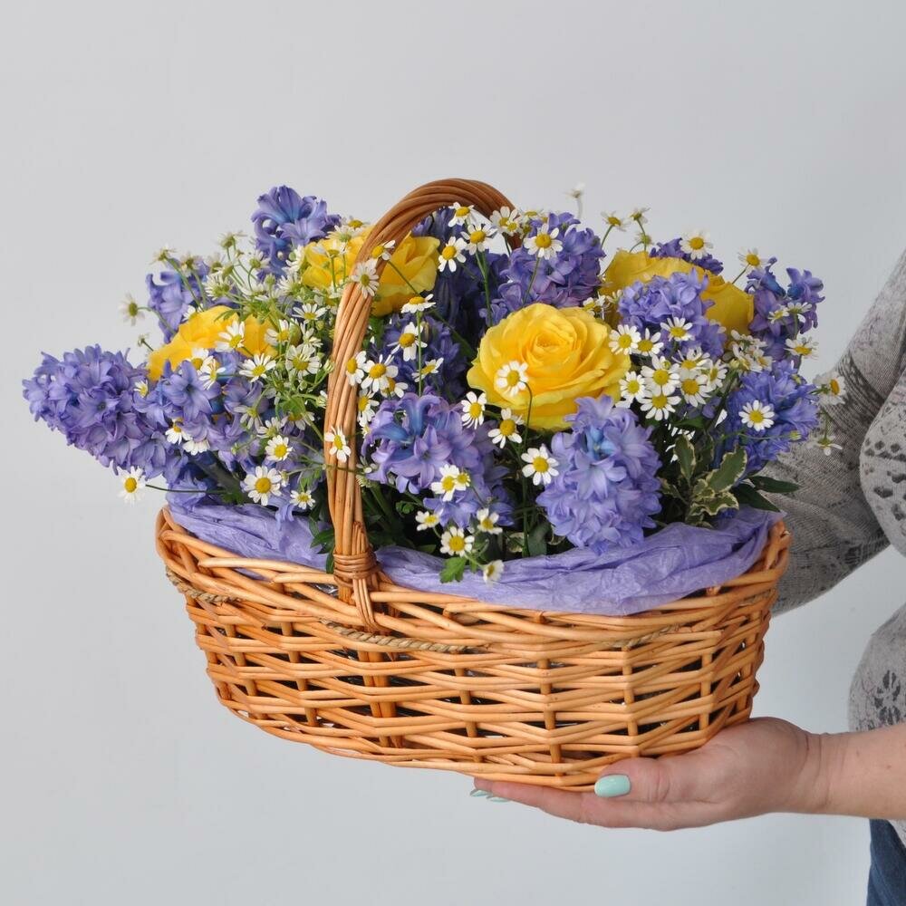 Букет "Королевство Праздника", ароматная корзина, с гиацинтами, ромашками и розами, 31 см