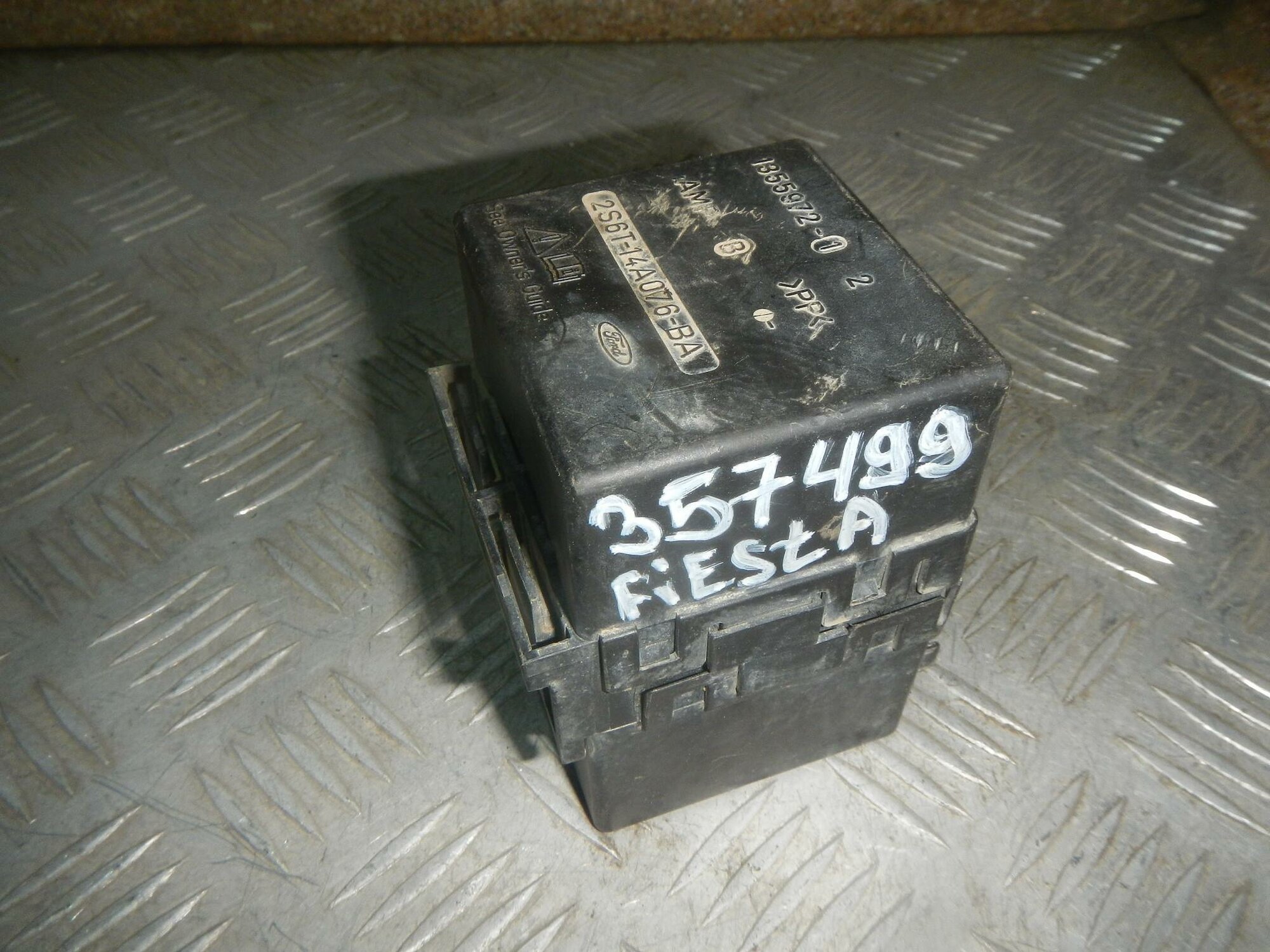 Б/У Корпус блока предохранителей, Ford (Форд)-FIESTA (01-07) FORD FIESTA (01-07) Корпус реле Без повреждений 357499 FORD ...