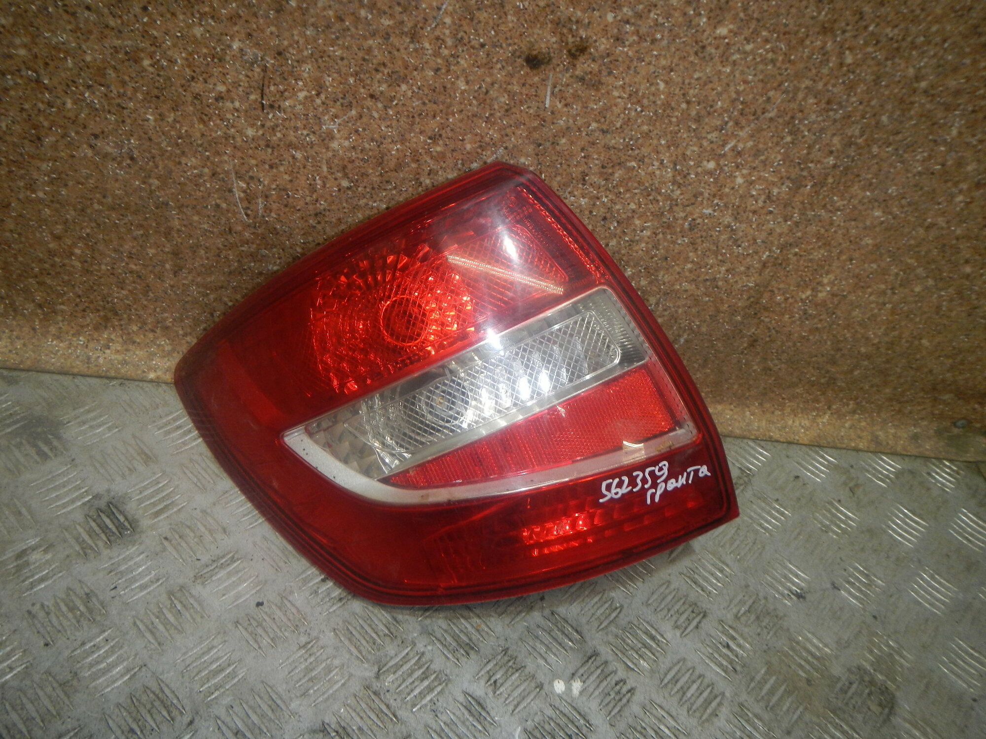 Б/У Фонарь задний левый, ВАЗ (VAZ)-LADA GRANTA (гранта) (11-18) LADA GRANTA (Гранта) (11-18) Царапины, нет части креплен...