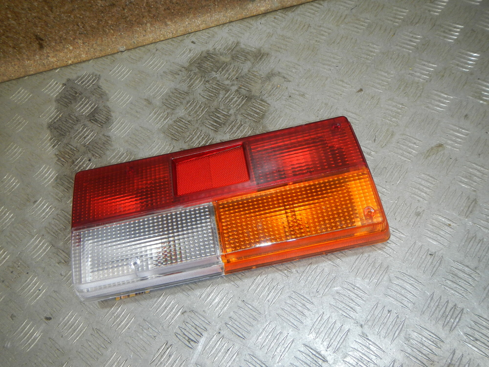 Б/У Фонарь задний правый, ВАЗ-2107 ВАЗ 2107 Новый, отколот небольшой кусок стекла. 531379 LADA арт. 21070371601000