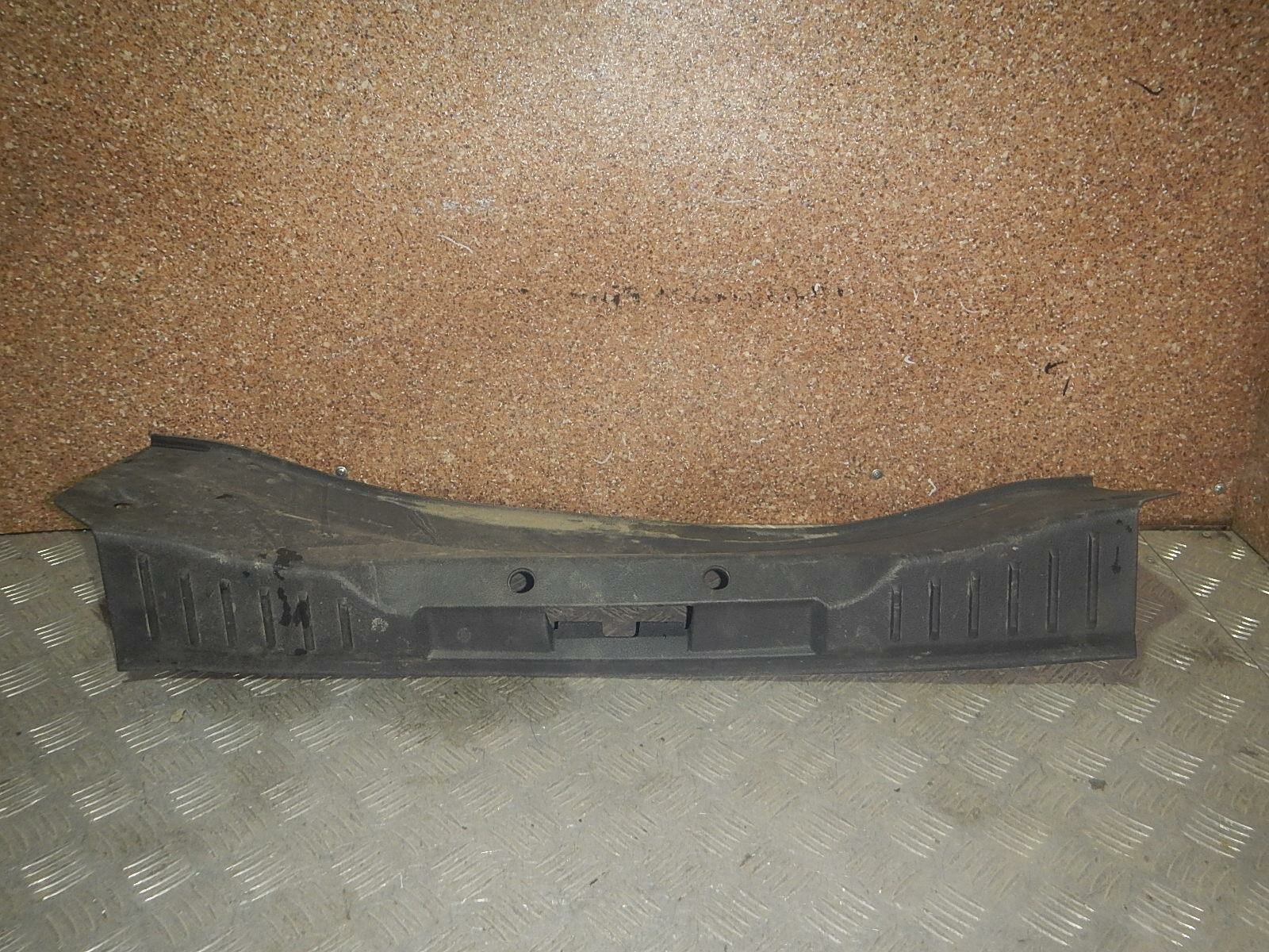 Б/У Обшивка багажника, Ford (Форд)-FOCUS 3 (11-) FORD FOCUS 3 (11-19) На заднюю панель, седан Задиры, деформированы ребра...