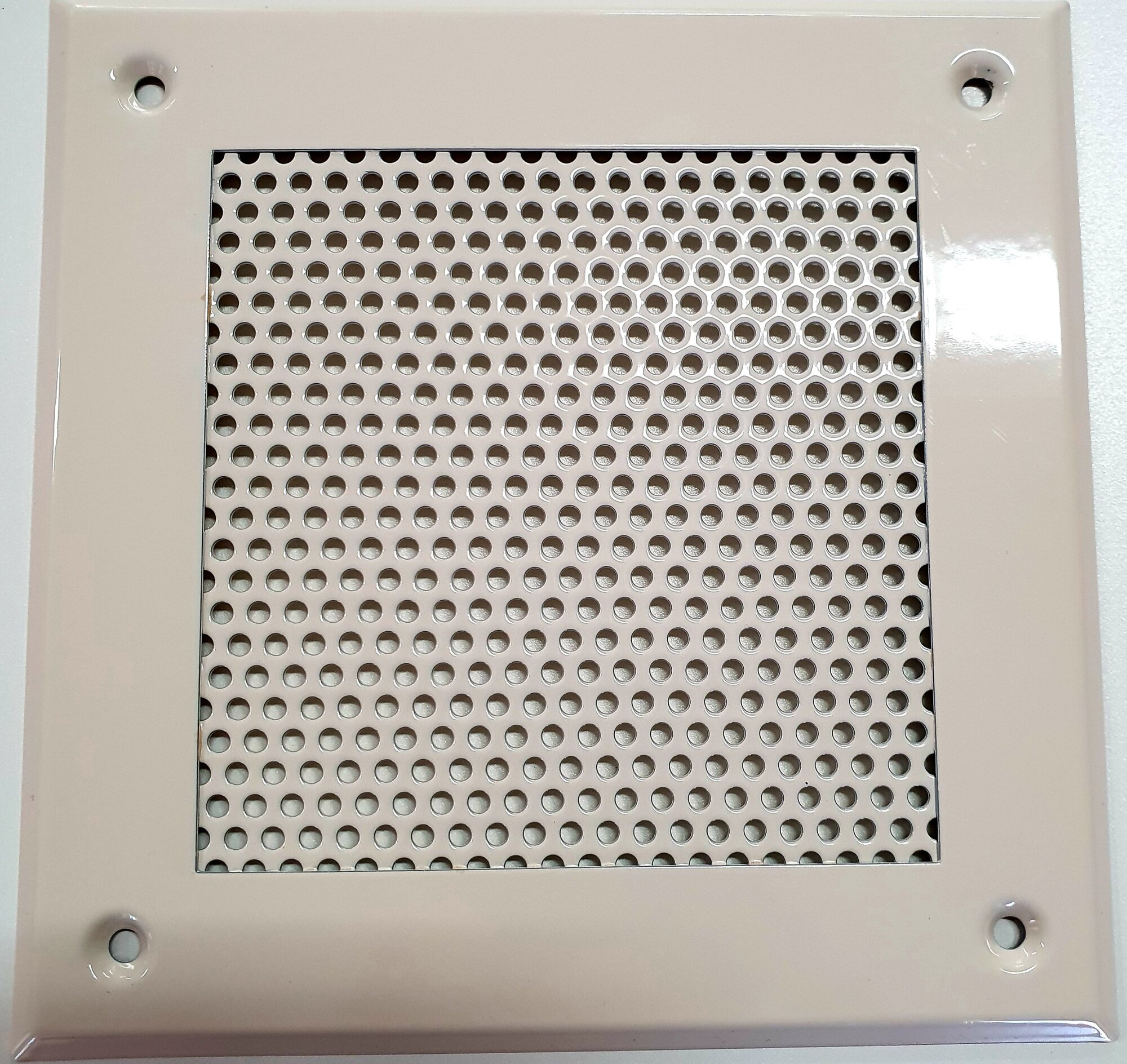 Вентиляционная решетка металлическая 210х210мм, тип перфорации кружок (Rv 3-5), цвет слоновая кость RAL 9001