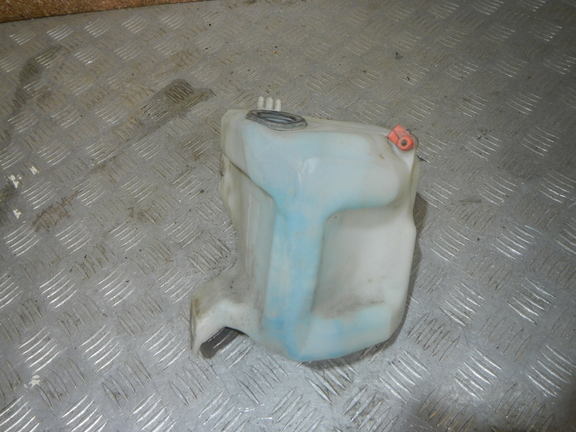 Б/У Бачок омывателя лобового стекла, Opel (Опель)-CORSA D (06-) OPEL CORSA D (06-) Задиры. 586342 GENERAL MOTORS арт. 14...