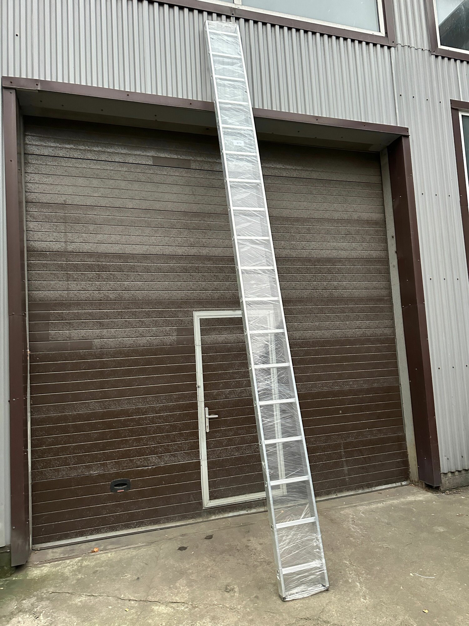 Алюминиевая приставная односекционная лестница NORD 1х18, высота 5,05м, 18 ступеней