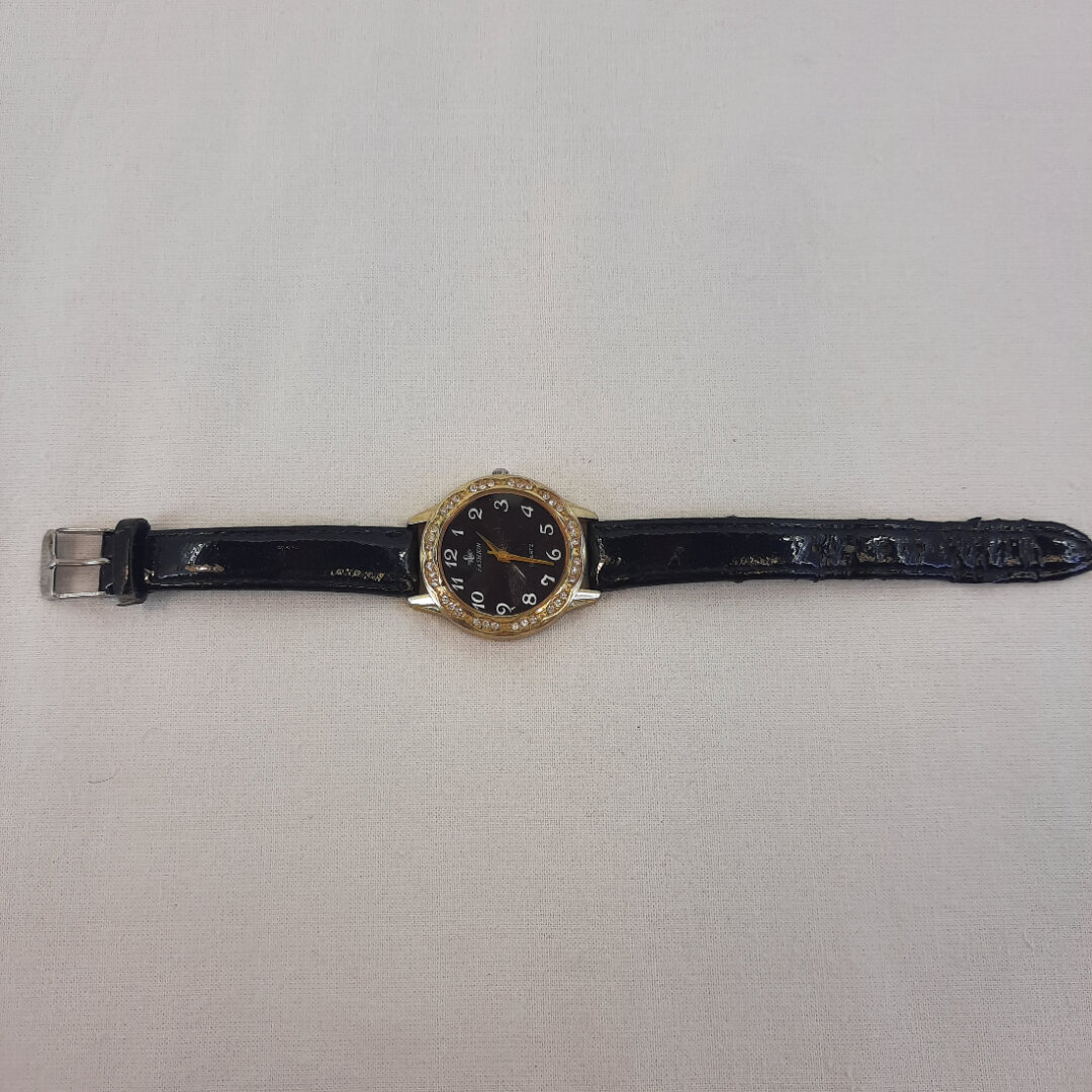 Часы наручные женские Fashion, кварцевые, рабочие, дефект ремешка. Китай.