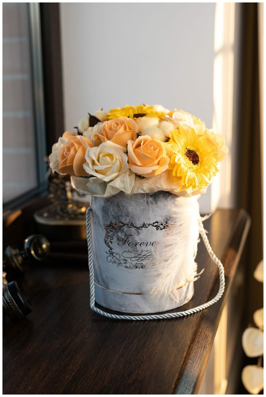 Букет солнечный из декоративных цветов.