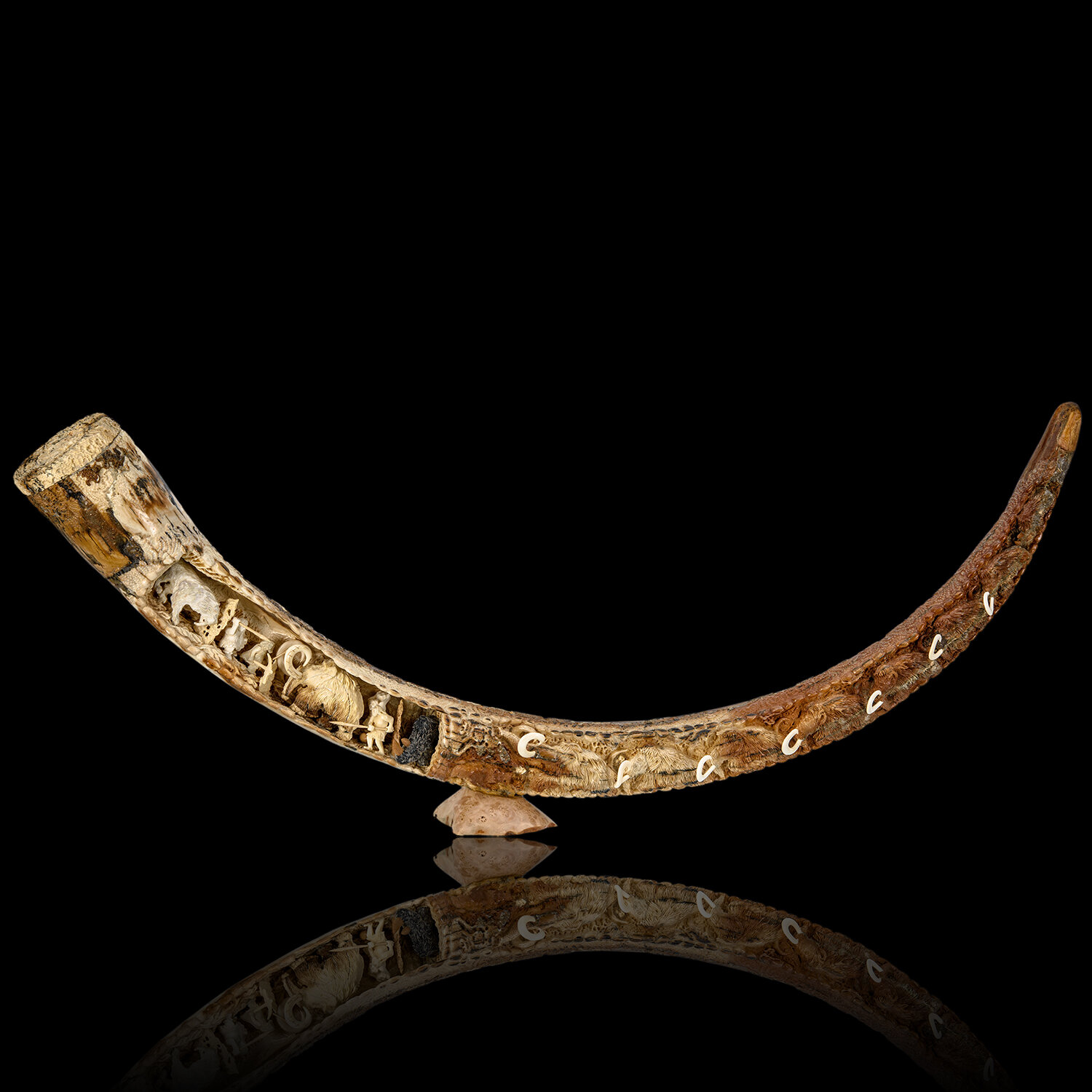 Композиция из бивня мамонта "Охота первобытных людей"