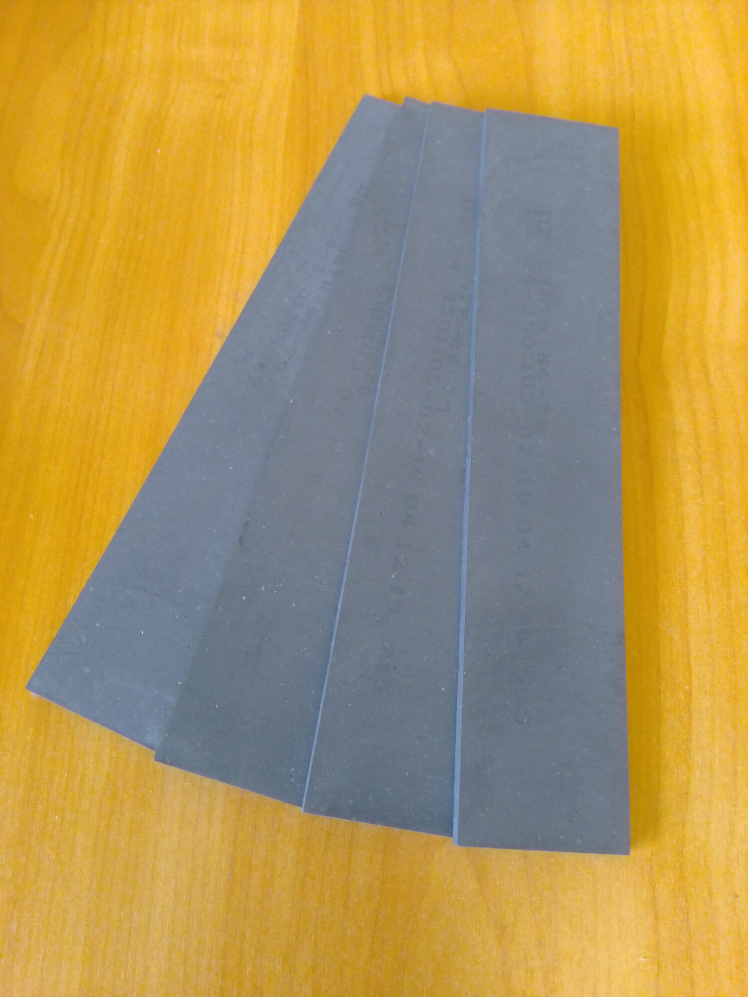 Накладки задних тормозных колодок Волга ГАЗ-24,-3102,-31029,-3110 производства ЕЗАТИ. Комплект 4 шт. Несверлёные, короткие, прямые.24-3501105-02-10