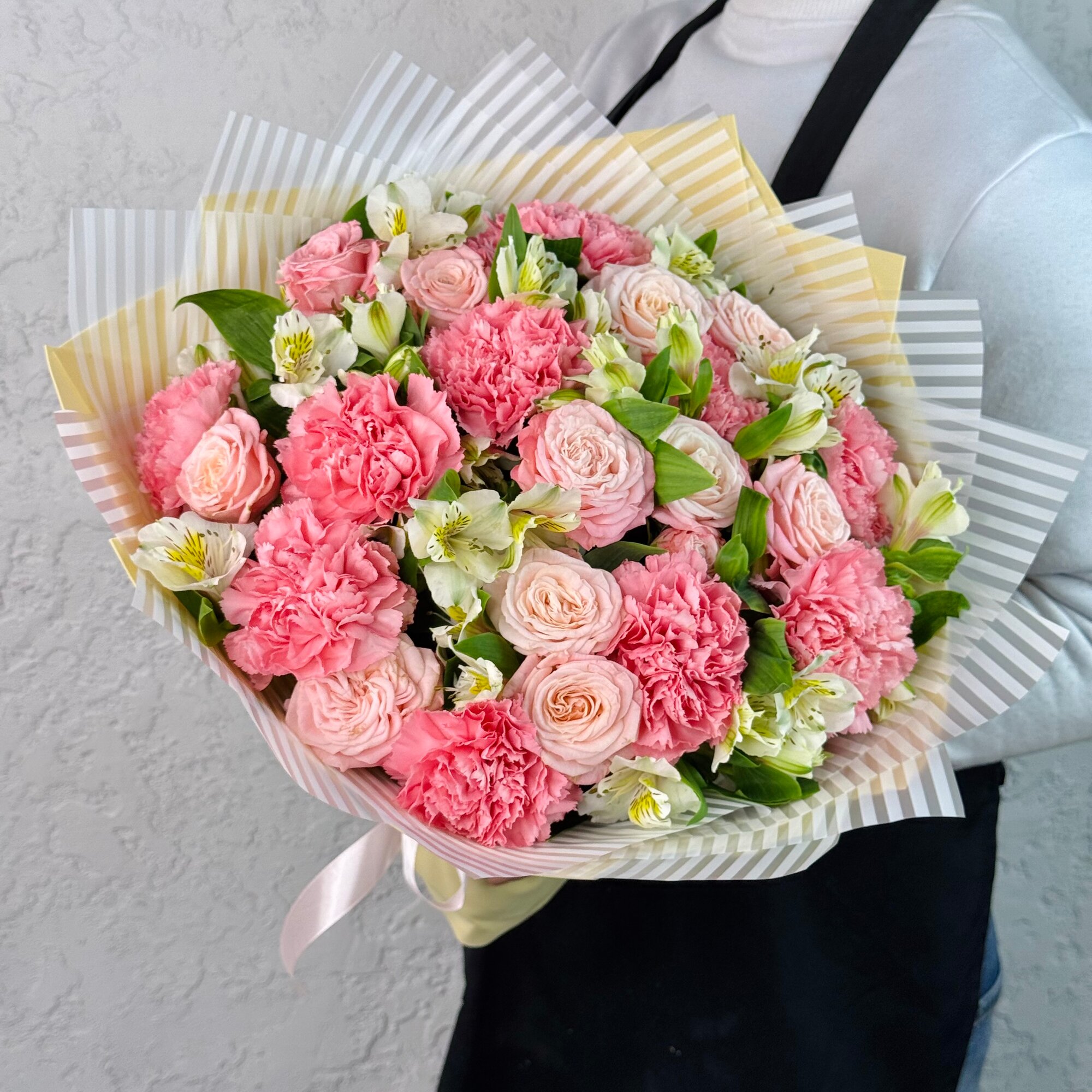 Букет Rybe-Flowers "Пионовидные Розы, Альстромерии и Гвоздики", сборный