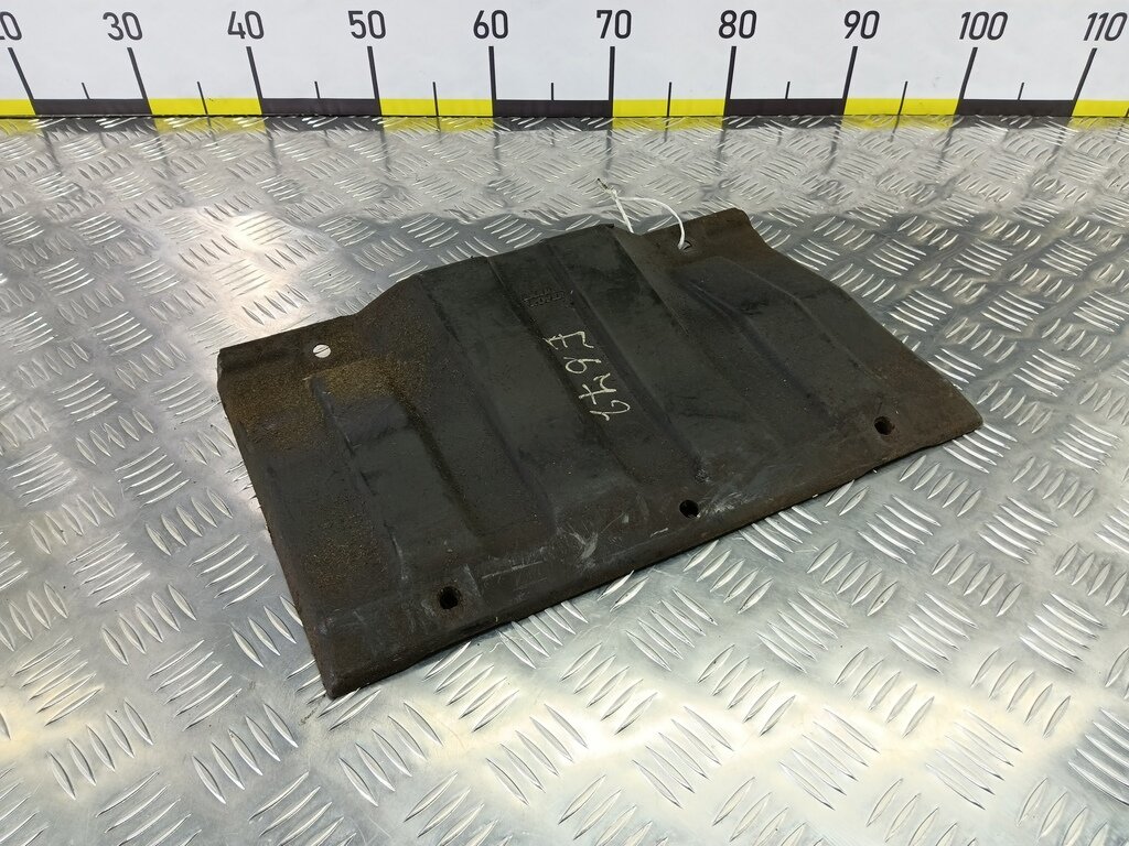 Дефлектор радиатора (Пыльник) Б/У для LAND ROVER DISCOVERY III (2004—2009) KRB000122